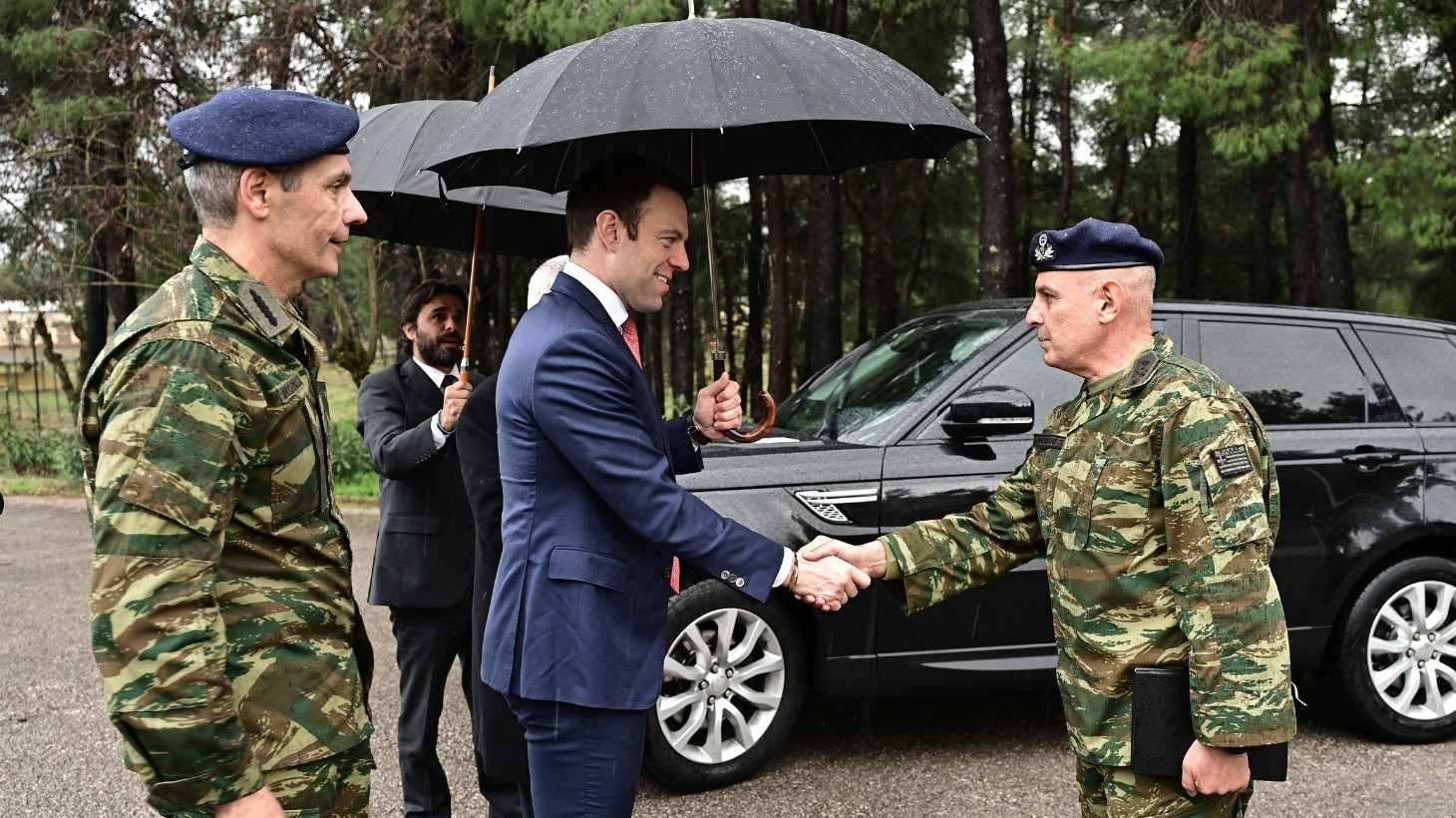 Κασσελάκης: Επισκέφθηκε το Κέντρο Εκπαίδευσης Πυροβολικού στη Θήβα ...