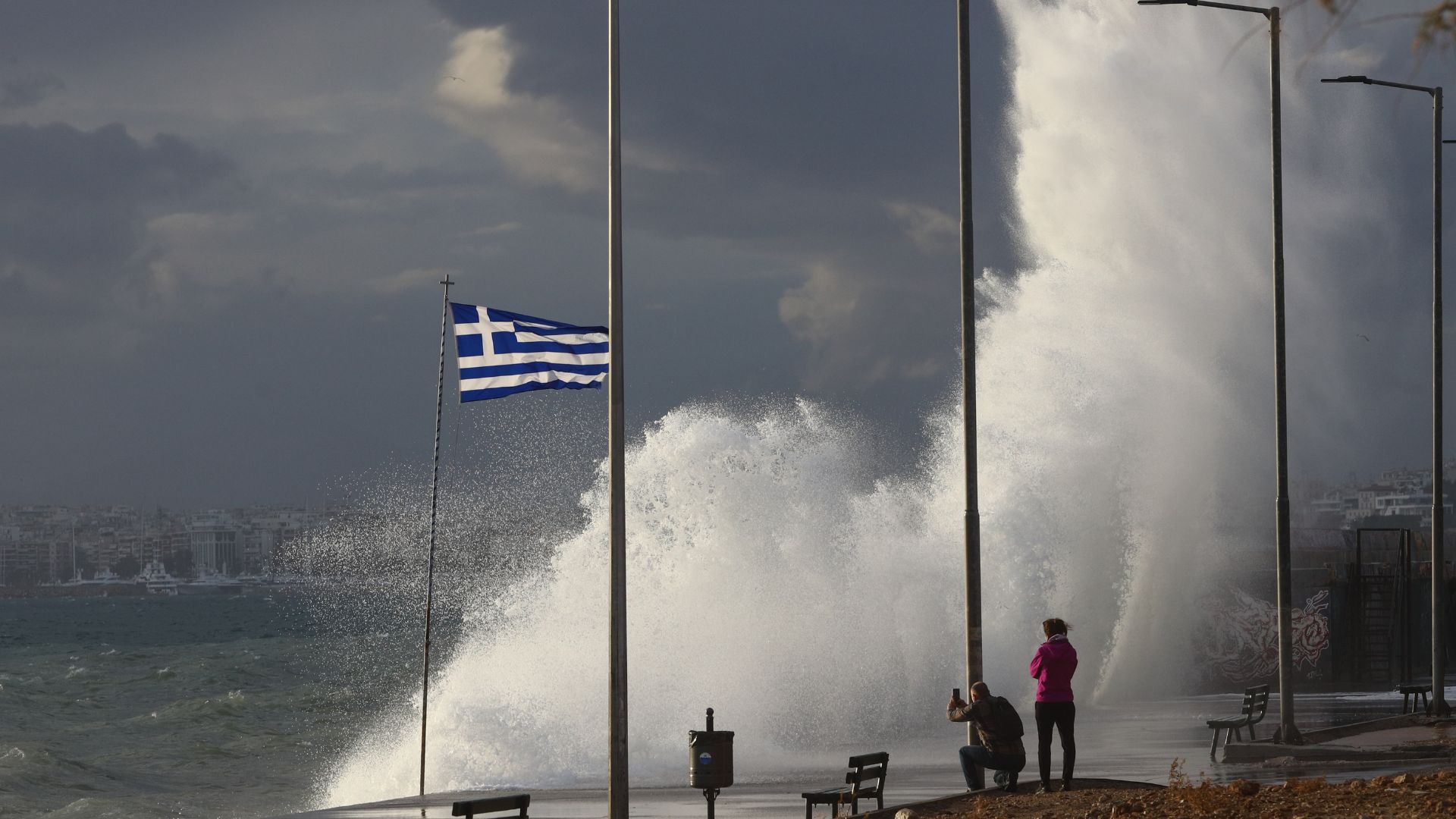 Λαύριο: Ελαφρά σύγκρουση πλοίων και εμπλοκή αγκυρών στο λιμάνι λόγω των ...
