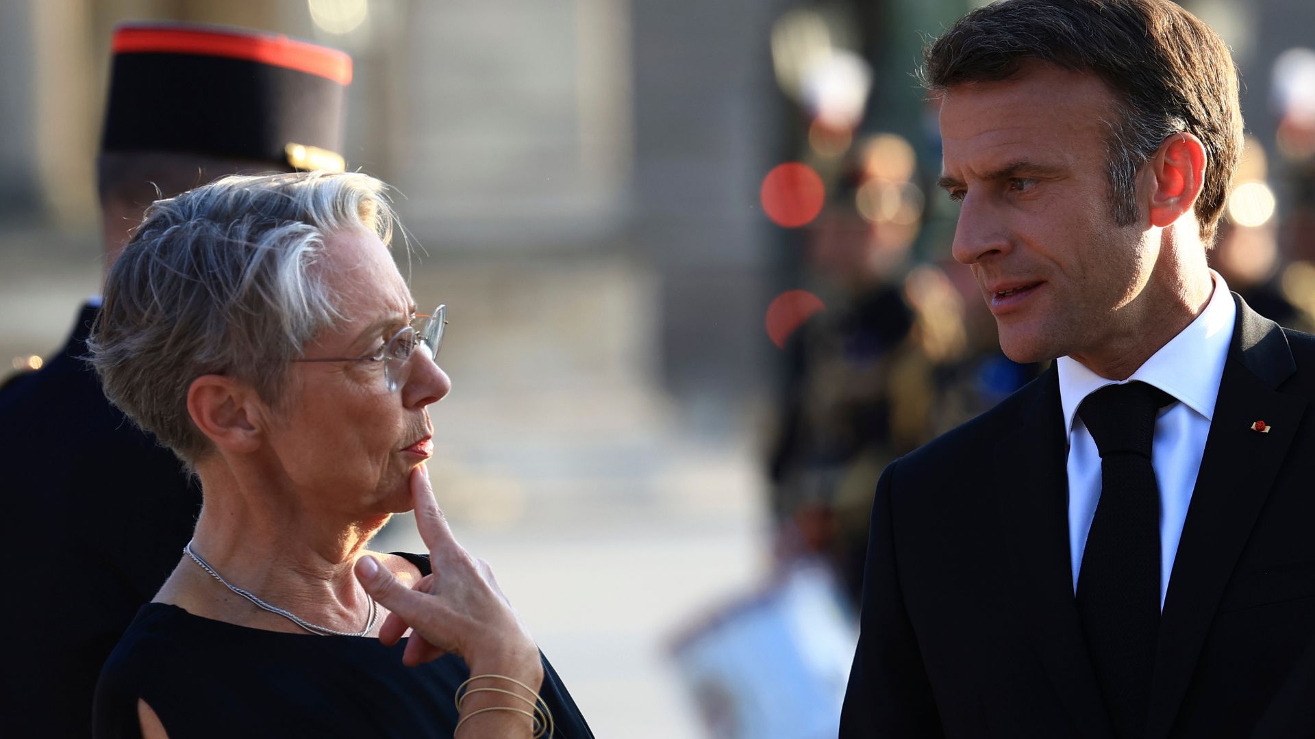 Γαλλία: Παραιτήθηκε η πρωθυπουργός Ελιζαμπέτ Μπορν – Ποιος είναι ο ...