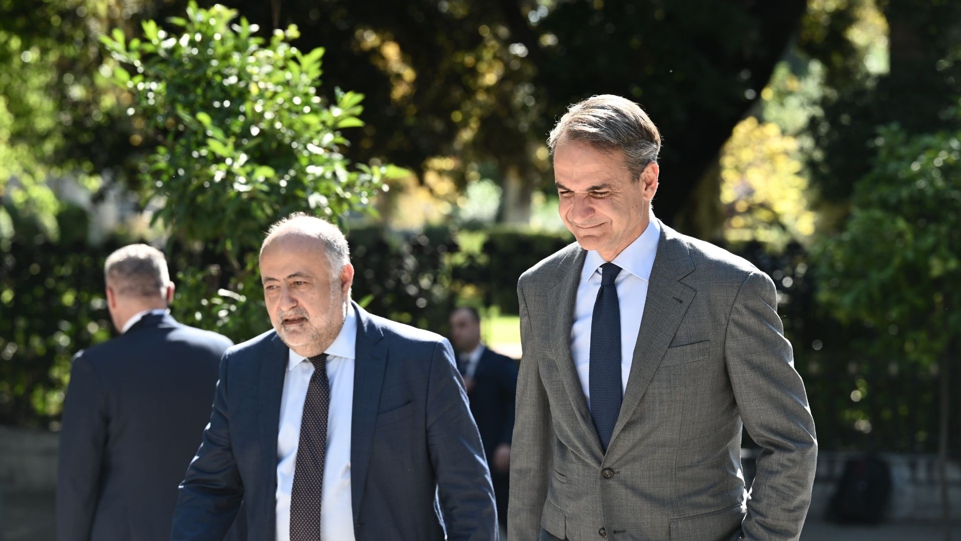 Δύο αγκάθια «μυρίζουν» κόστος για την κυβέρνηση | topontiki.gr
