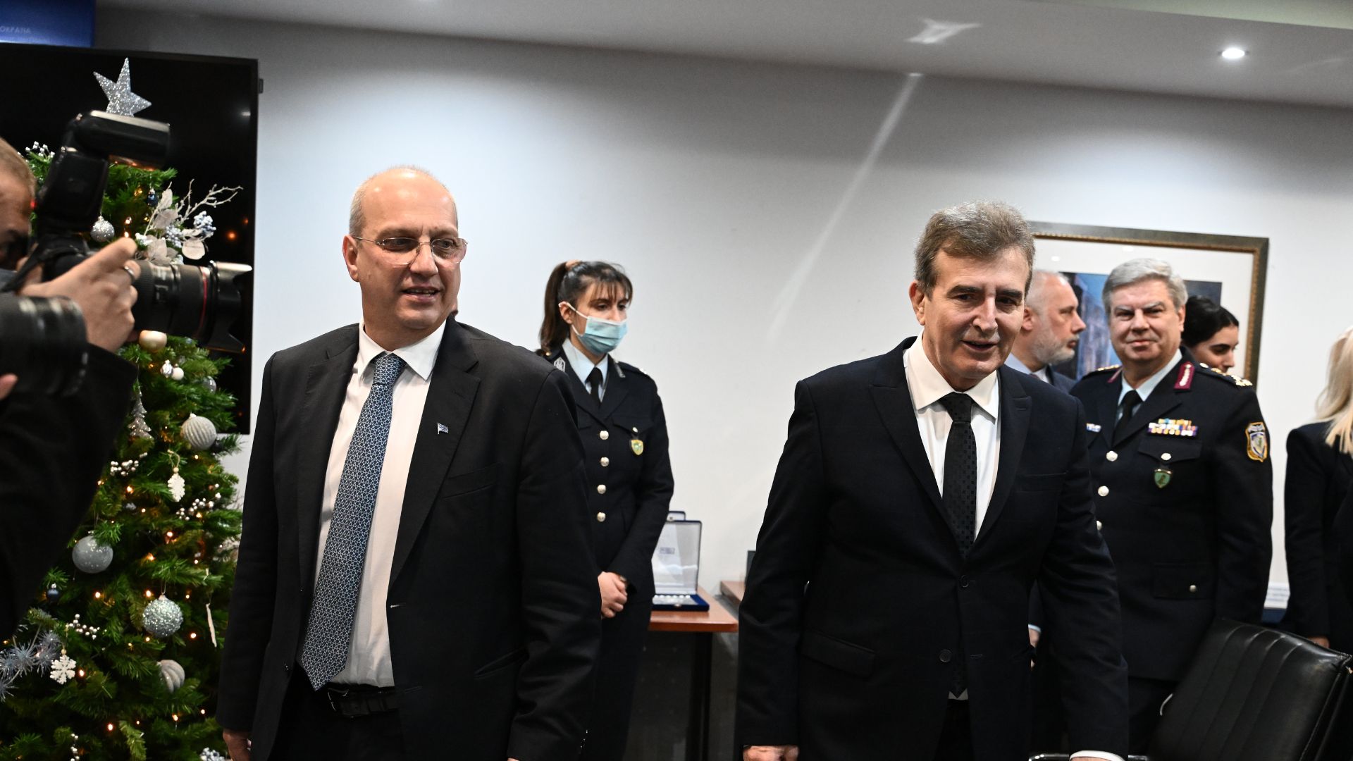 Με αιχμές παρέλαβε το υπουργείο Προστασίας του Πολίτη ο Χρυσοχοΐδης ...