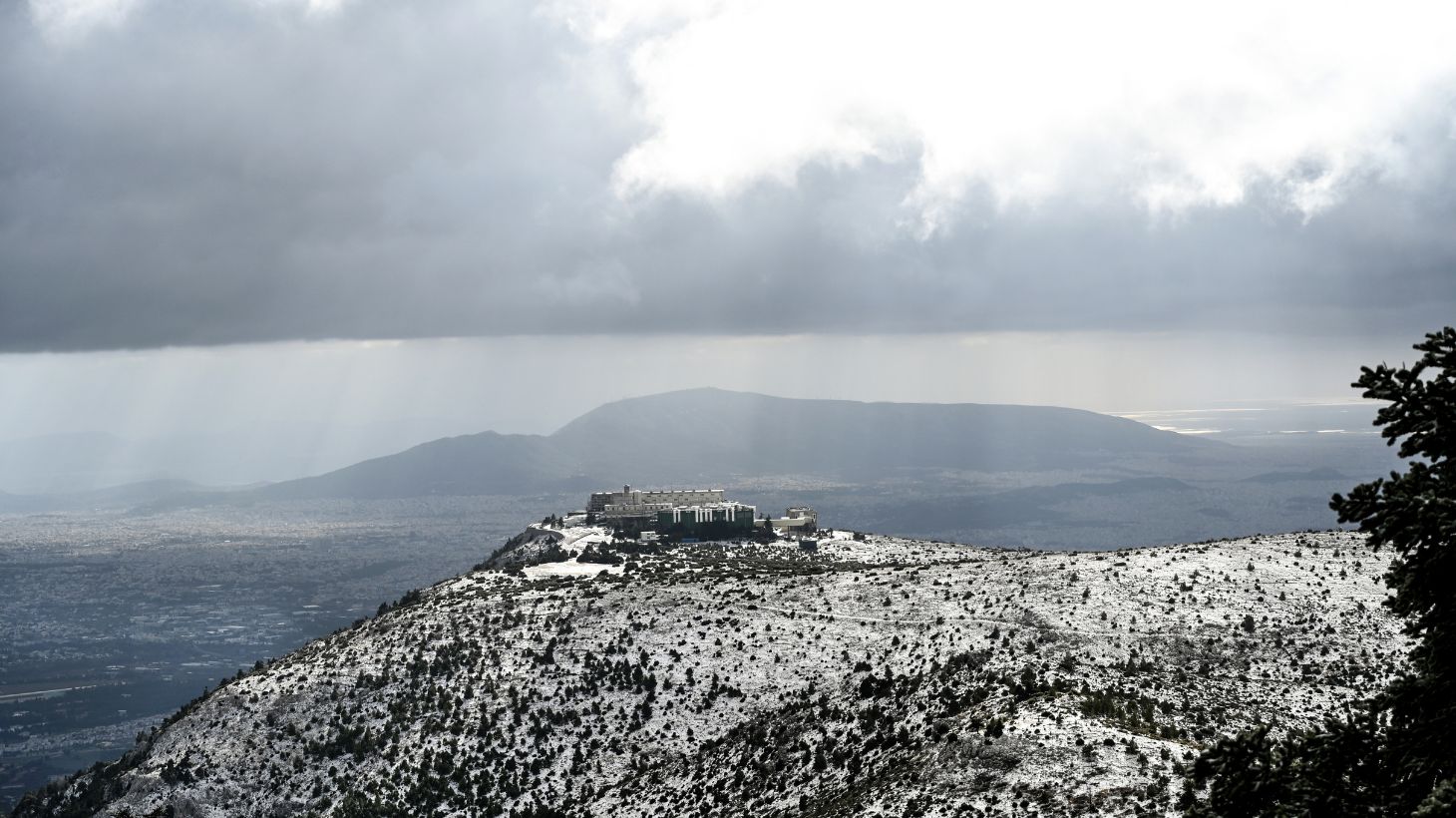 Πάρνηθα: Έγινε κάτασπρη από το χιόνι – Κρύο, χιονόνερο και παγετός σε ...