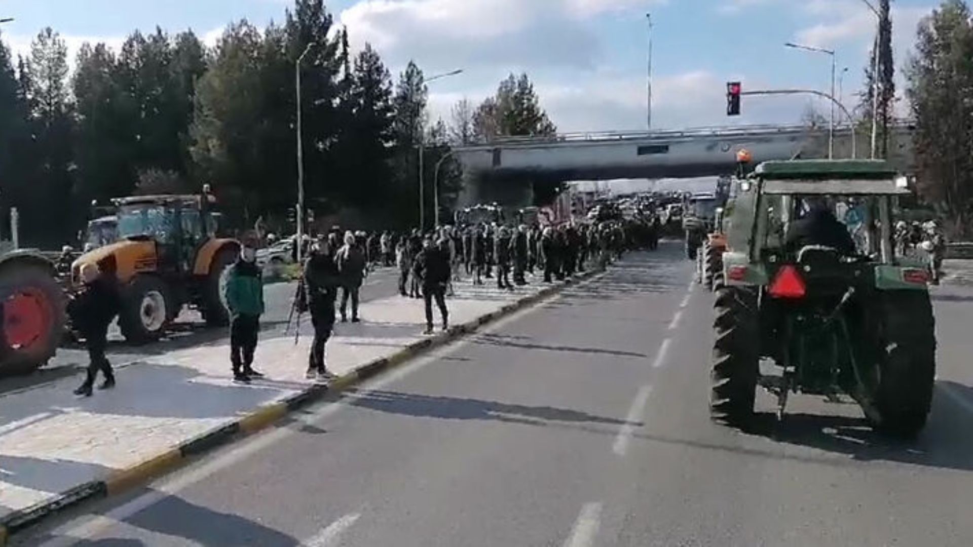 Αγρότες: Συμβολικός αποκλεισμός της εθνικής οδού στο ύψος του κόμβου ...