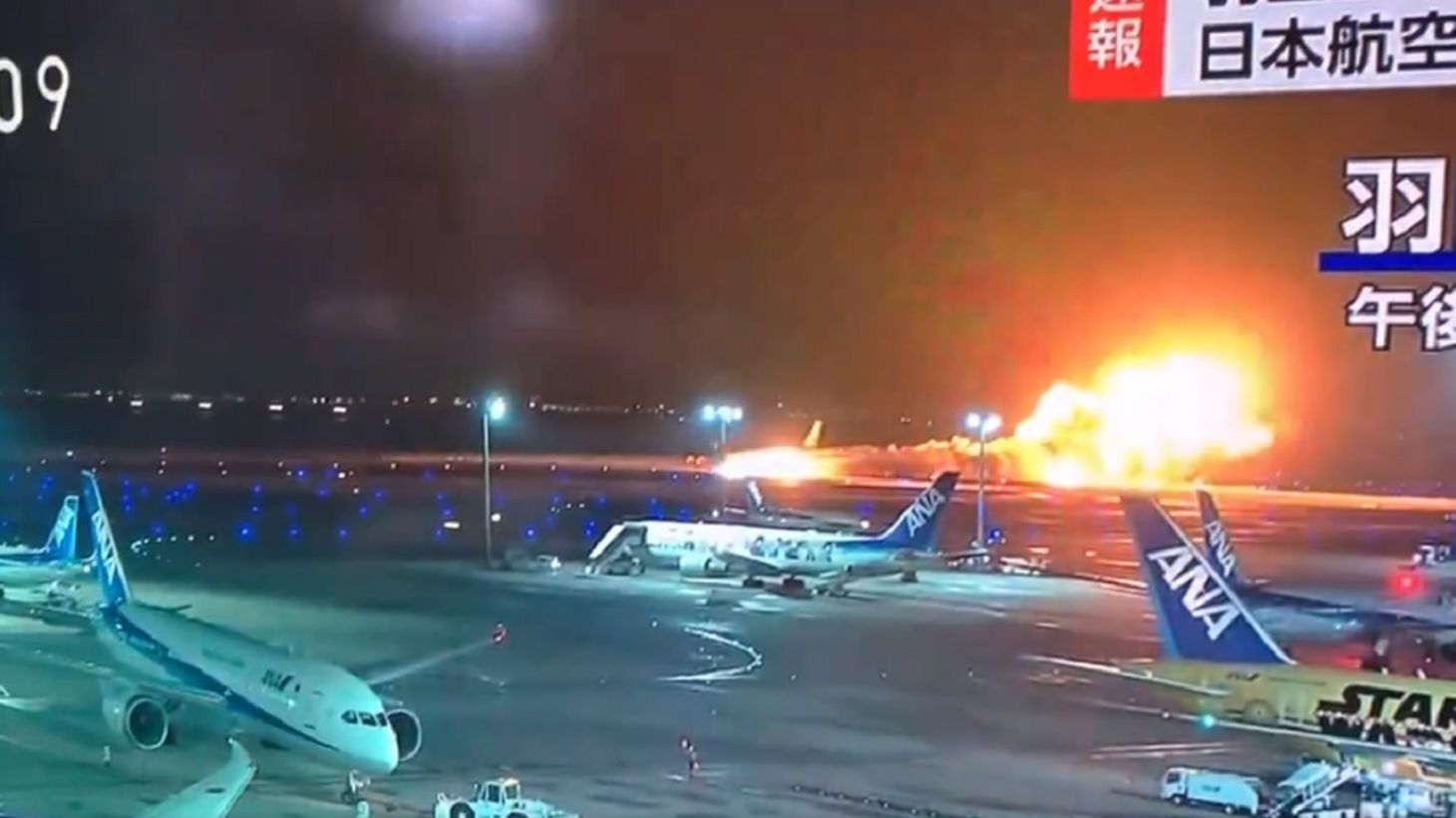 Ιαπωνία: Η στιγμή που το αεροπλάνο της Japan Airlines τυλίγεται στις ...