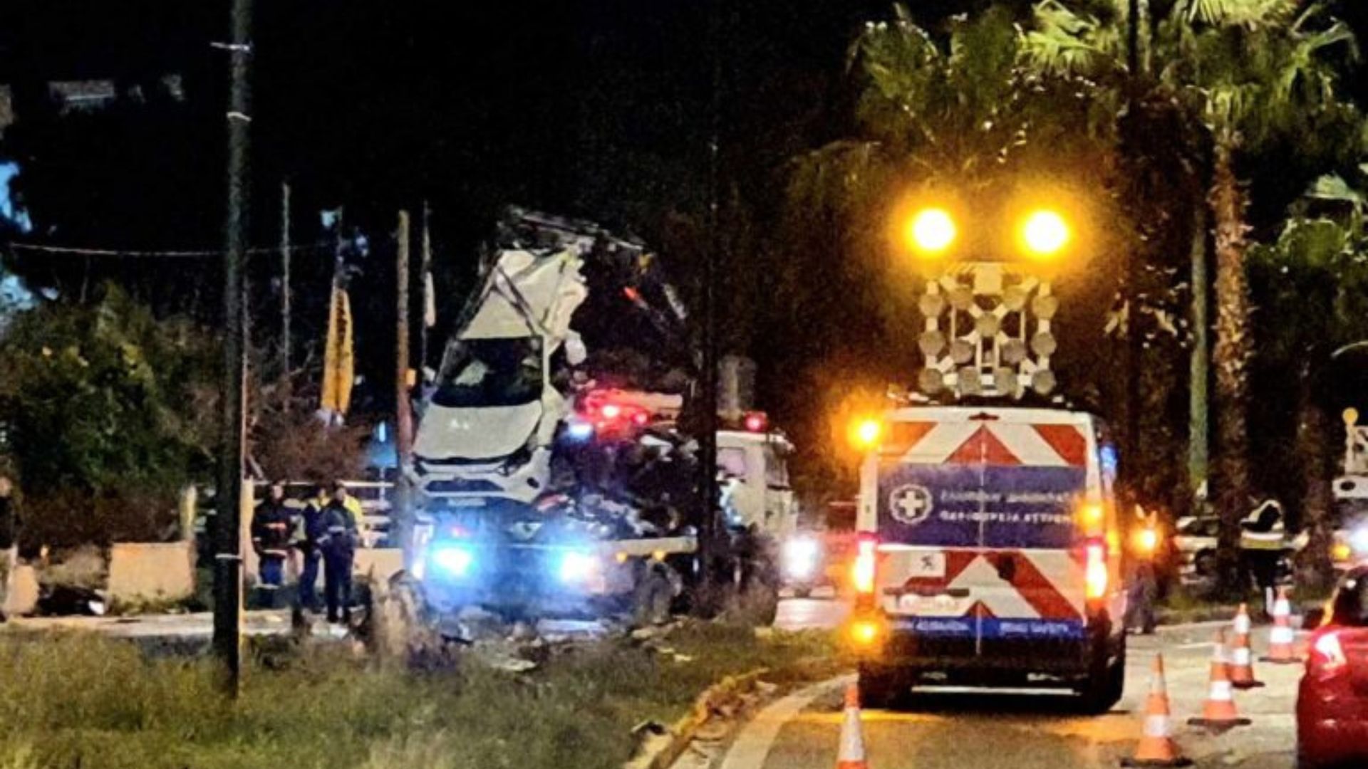 Σοκ από το τροχαίο στην παραλιακή – Δύο νεκροί 19 ετών, χαροπαλεύει ...