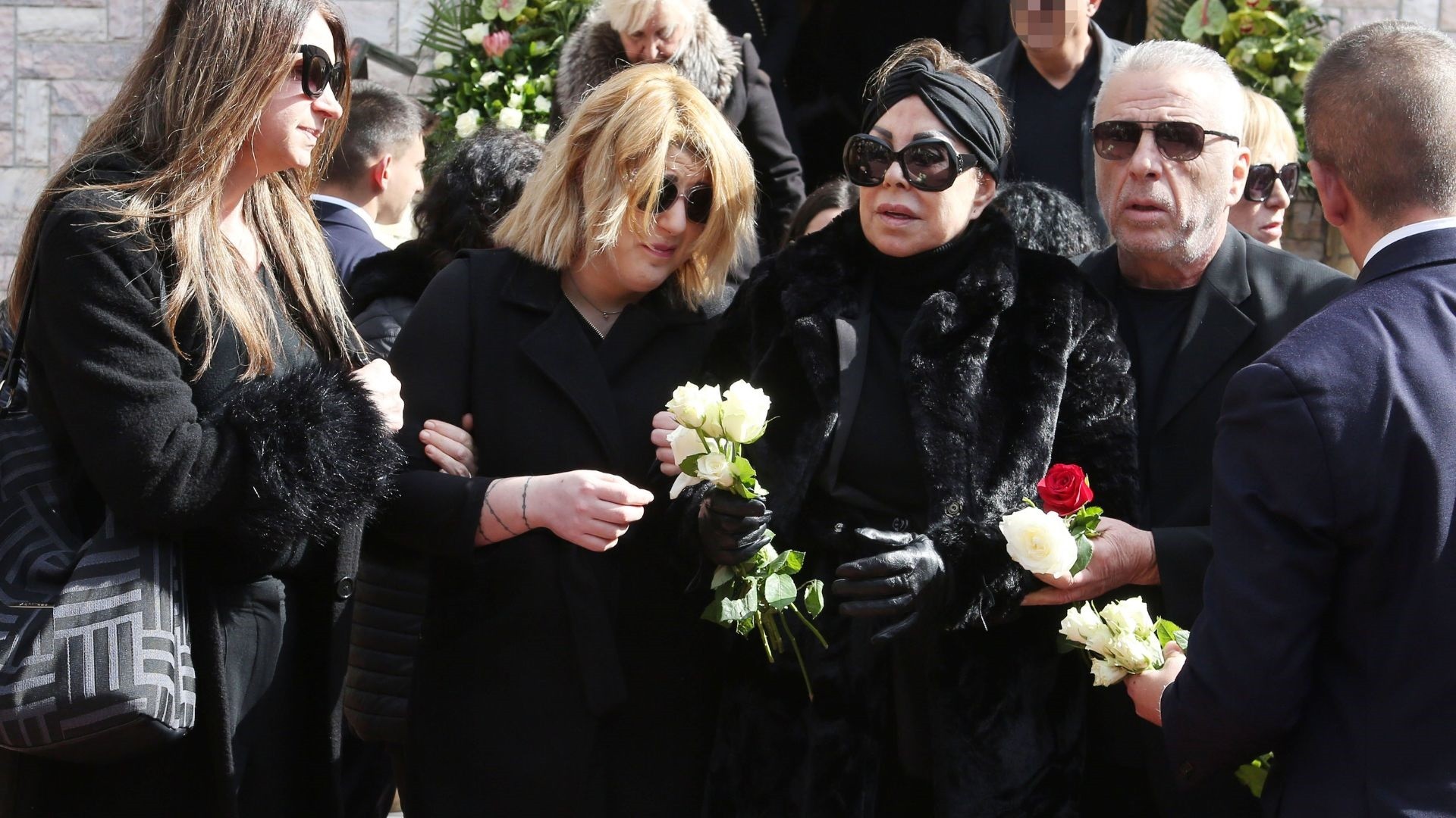 Άντζελα Δημητρίου: Μαλλιά κουβάρια με την κόρη της στο μνημόσυνο της ...