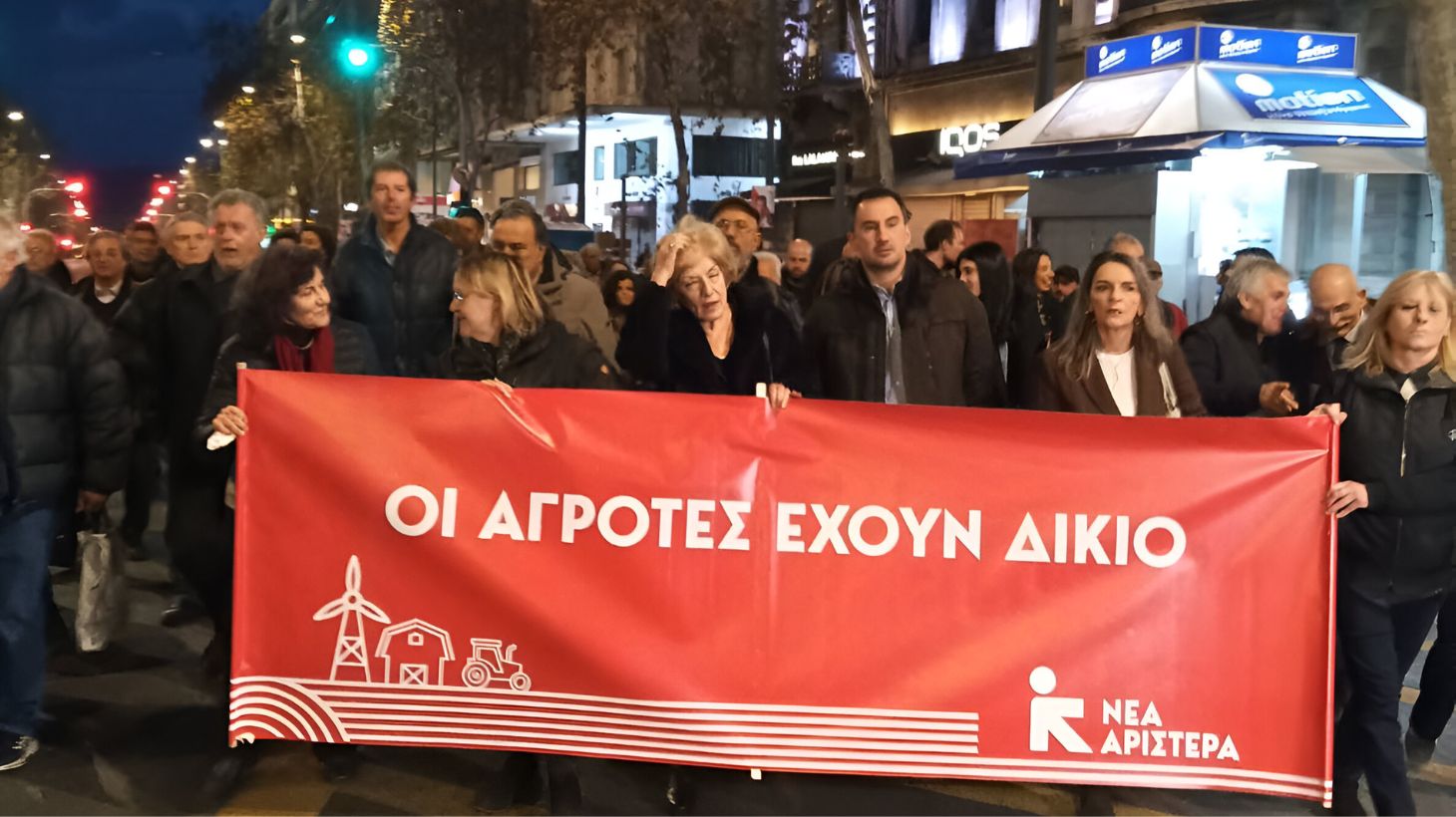 Το τρολάρισμα στο πανό της Νέας Αριστεράς και ο αυτοσαρκασμός Χαρίτση ...
