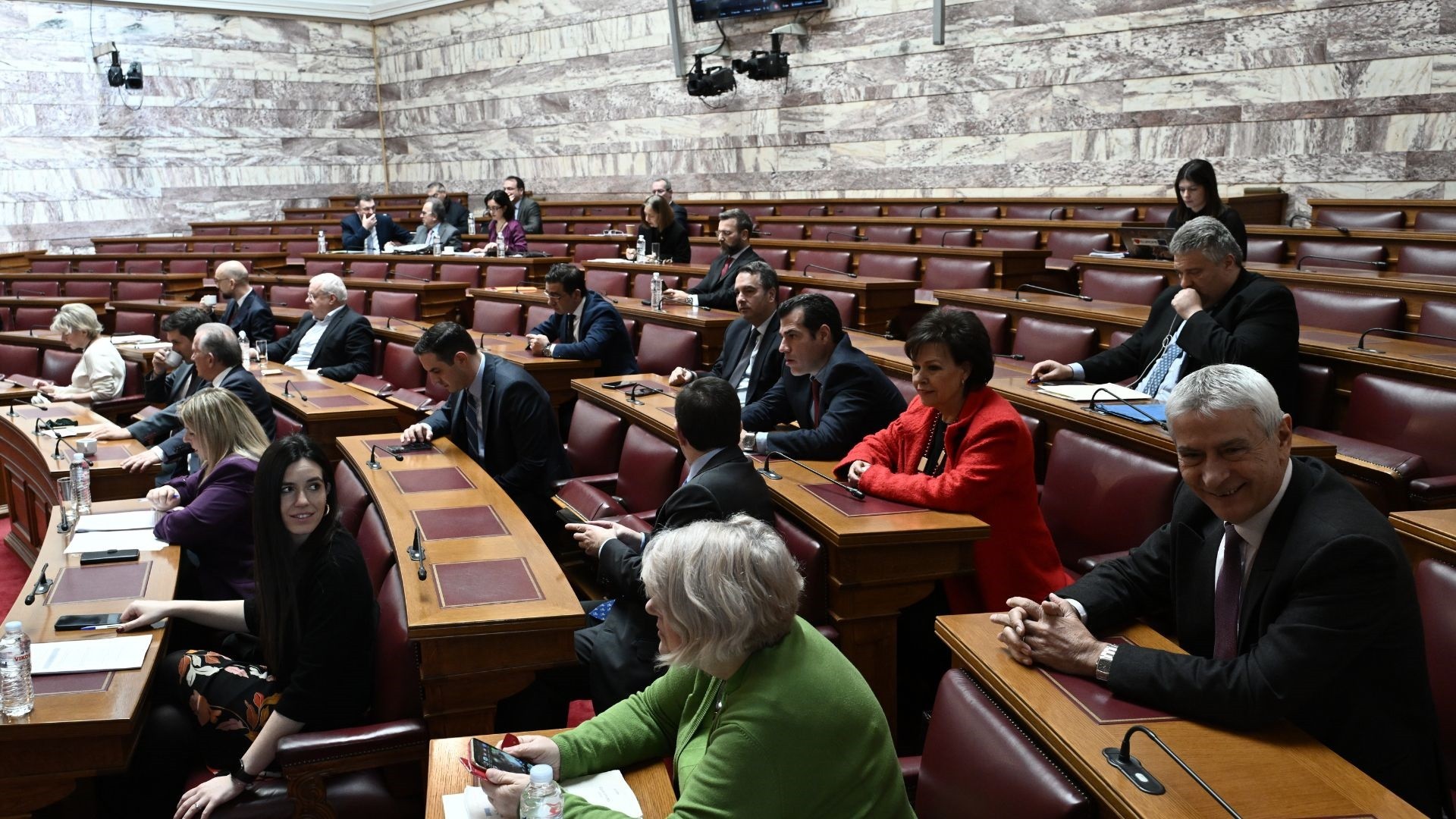 Γάμος ομόφυλων ζευγαριών: Με ευρεία συναίνεση στη Βουλή – Ποια κόμματα ...
