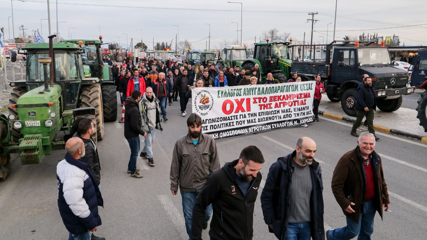Αγρότες: Παραμένουν στα μπλόκα και «δείχνουν» κλιμάκωση – Σε εξέλιξη η ...