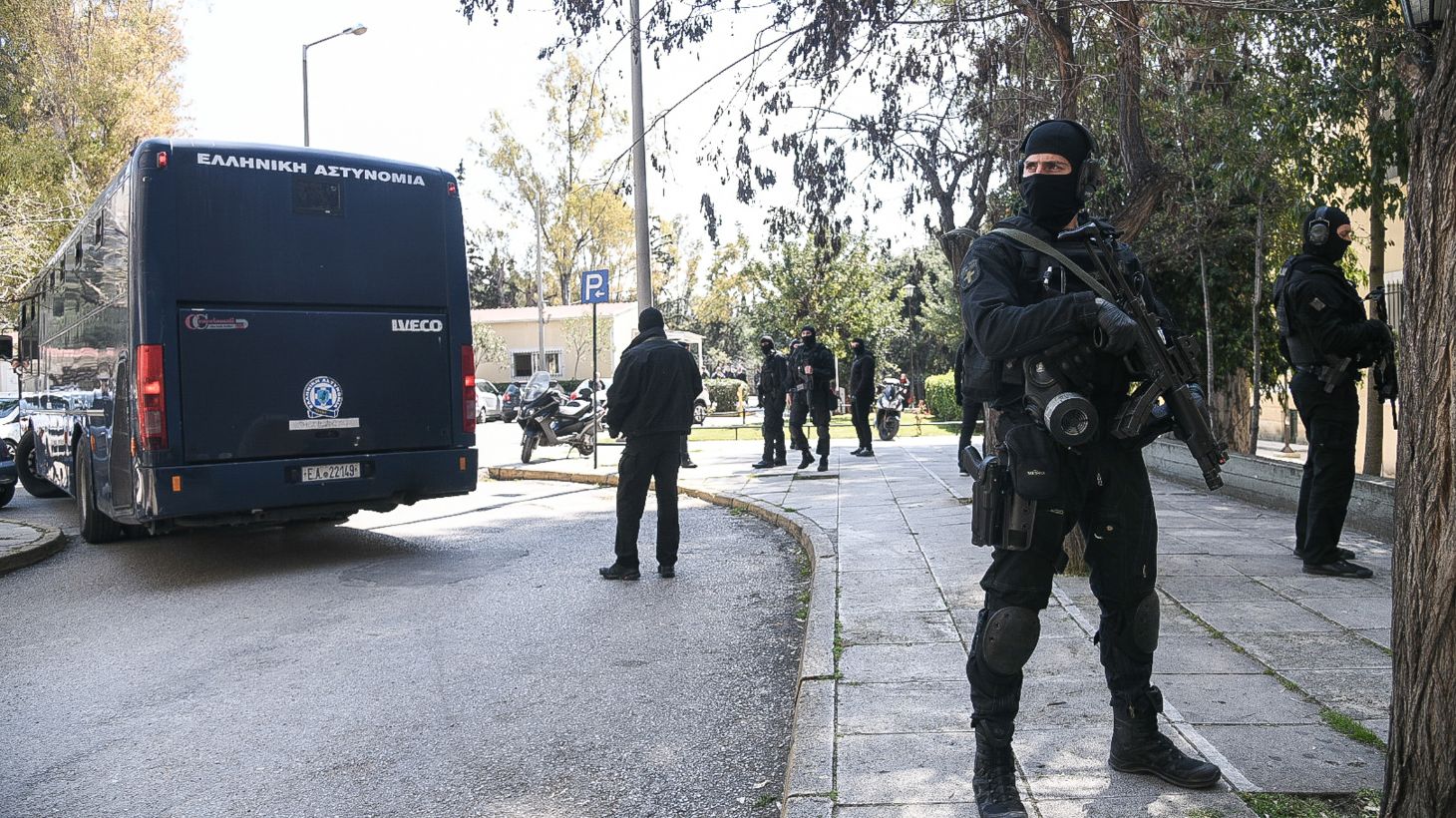 Αντιτρομοκρατική: Οκτώ προσαγωγές, δέκα κατ’ οίκον έρευνες για τη ...