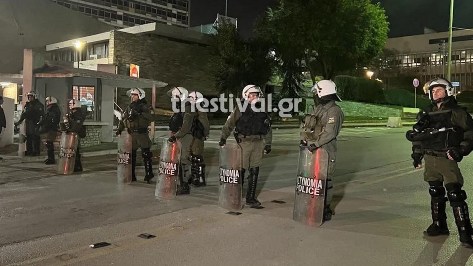 Θεσσαλονίκη: Ολοκληρώθηκε η επέμβαση των ΜΑΤ στη Νομική Σχολή του ΑΠΘ ...
