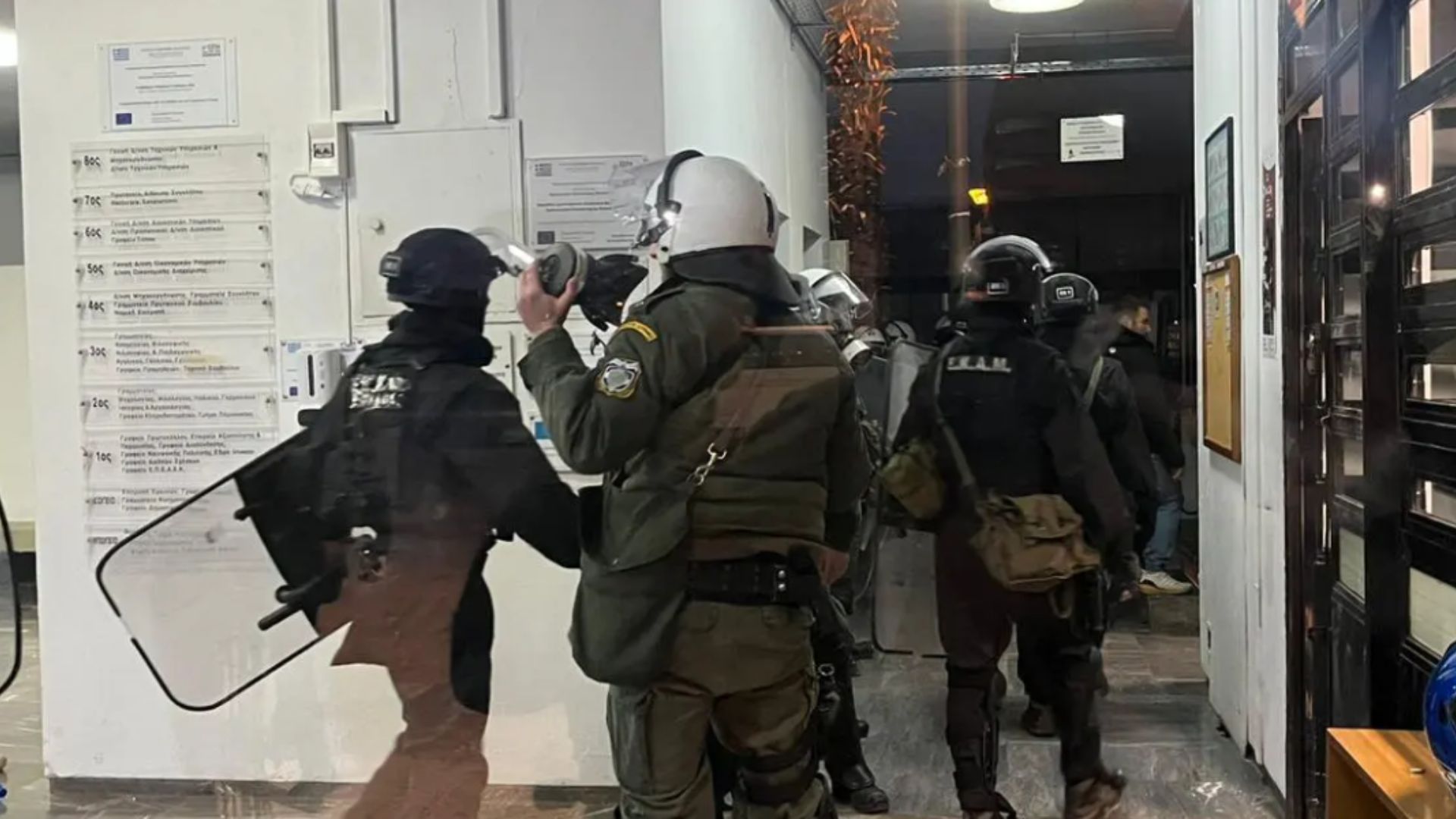 Θεσσαλονίκη: Επέμβαση των ΜΑΤ και των ΕΚΑΜ στο ΑΠΘ για την κατάληψη ...