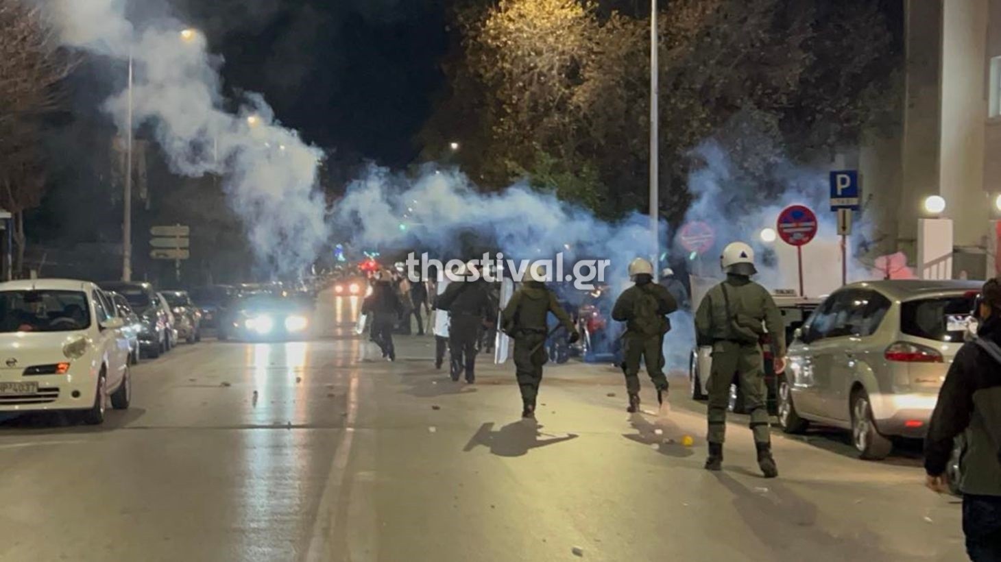 Θεσσαλονίκη: Επεισόδια έξω από το ΑΠΘ μεταξύ κουκουλοφόρων και ΜΑΤ ...