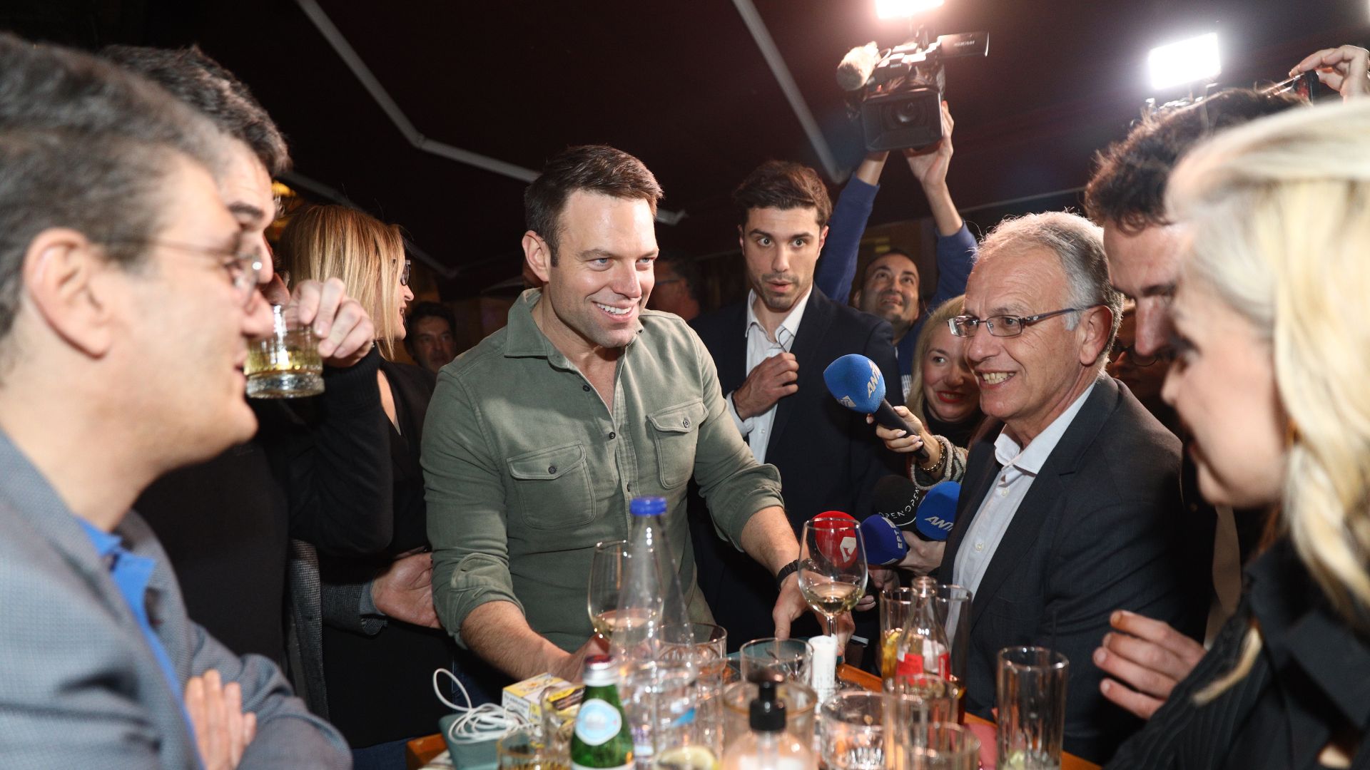 Στέφανος Κασσελάκης: Από την τρικυμία του Συνεδρίου, σε μπαρ για ποτό ...