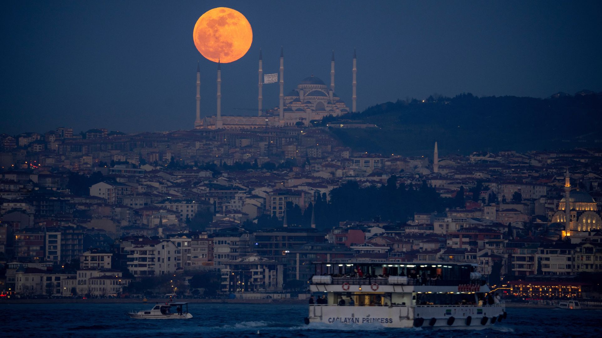 Κωνσταντινούπολη: Πινακίδες για τον κίνδυνο τσουνάμι «φέρνουν» οι ...