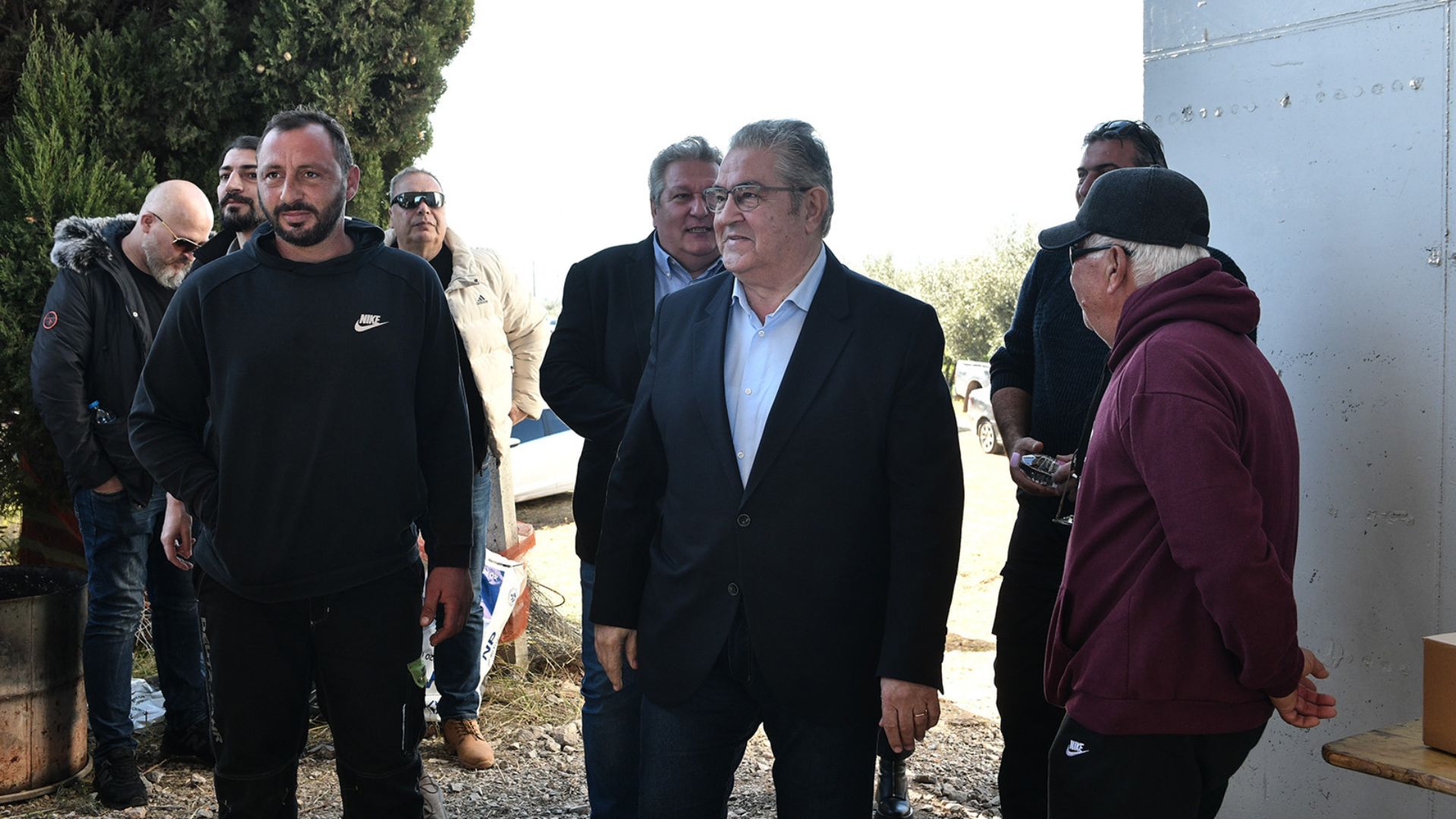 Στα μπλόκα των αγροτών ο Κουτσούμπας: «Ο αγώνας τους είναι δίκαιος, να ...