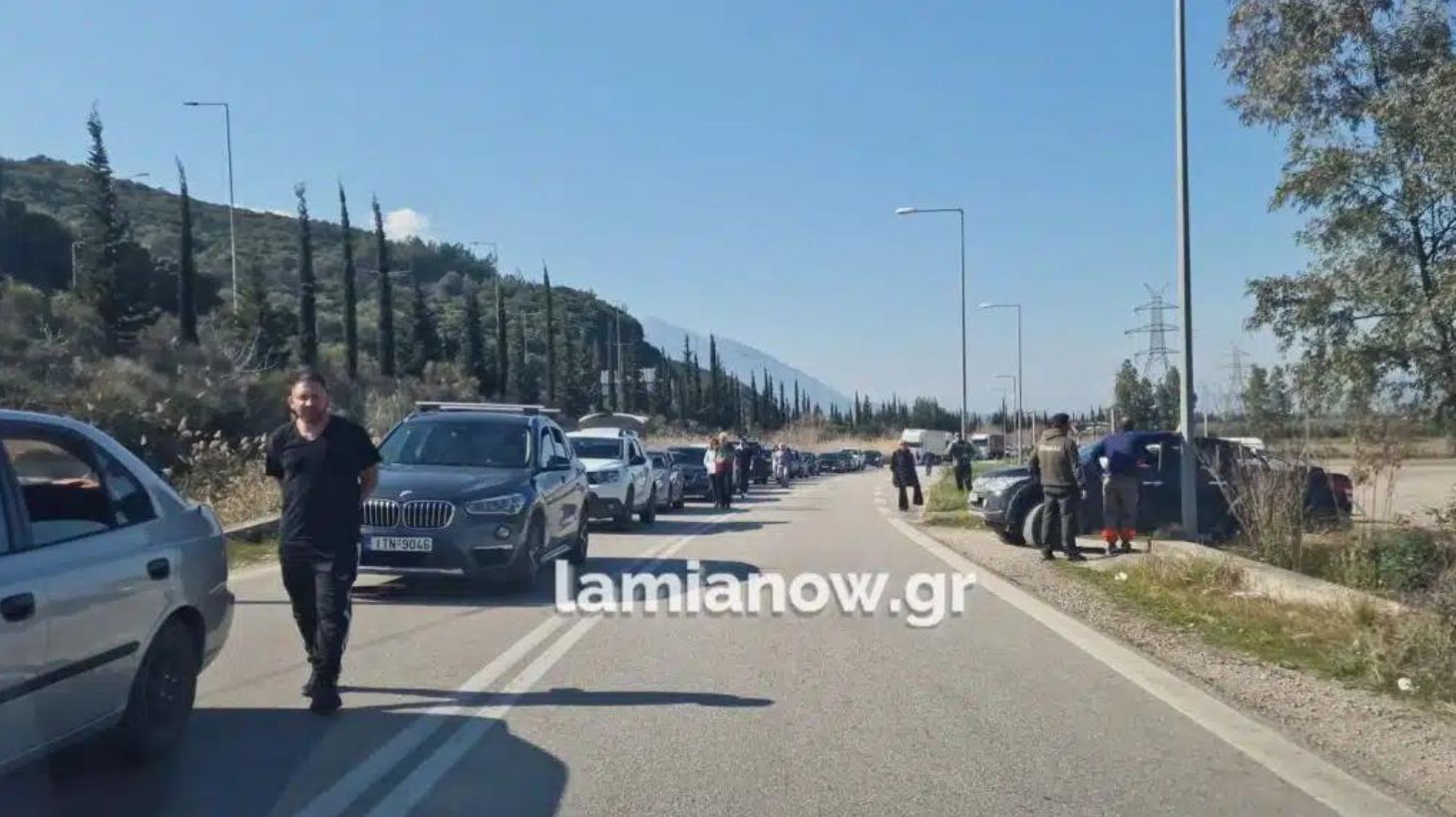 Αγρότες: Άνοιξε η Εθνική Οδός Λαμίας – Αθηνών, πάνω από 15 χλμ. η ουρά ...