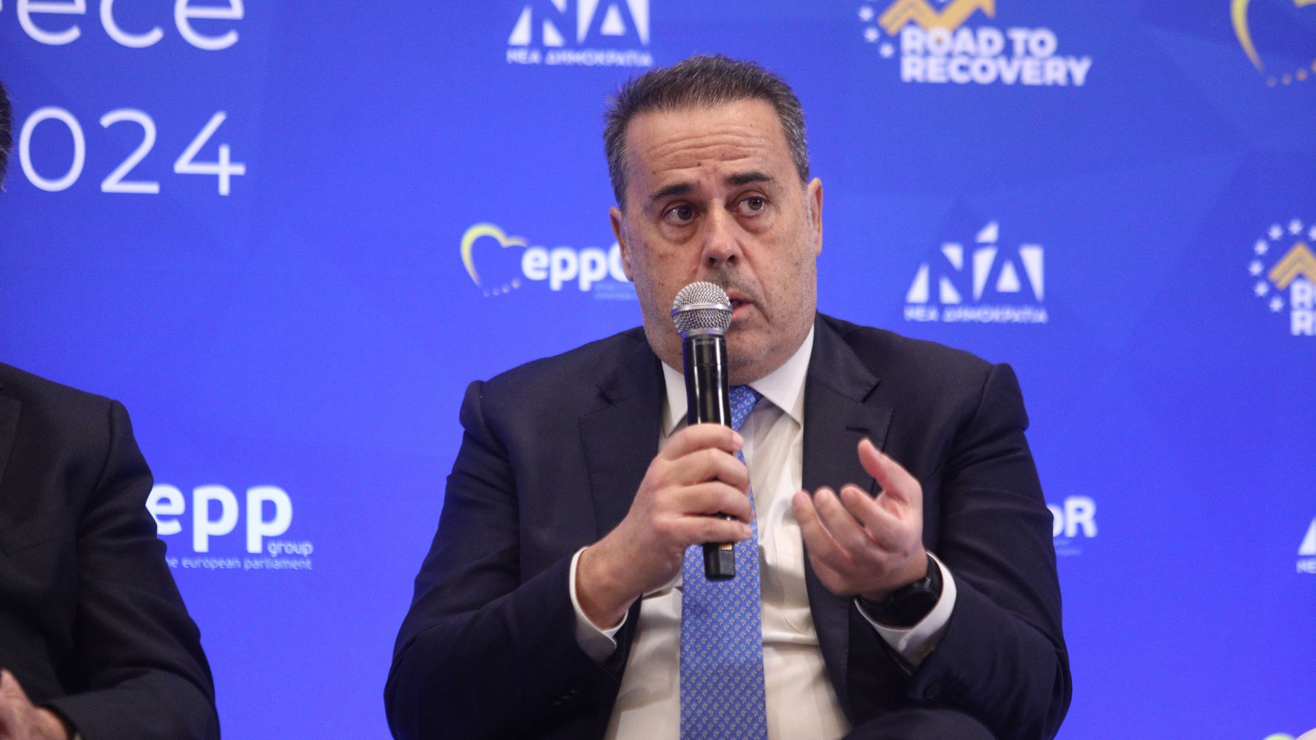 Νέα Δημοκρατία: Πώς η παραίτηση Παπασταύρου απομακρύνει το σενάριο ...