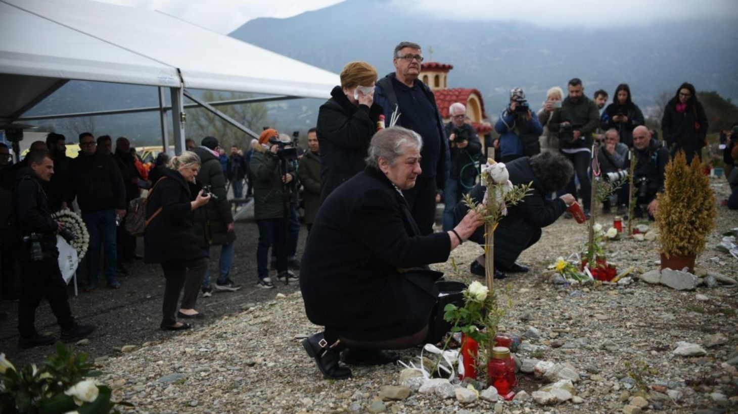 Τέμπη: Ράγισαν καρδιές στο ετήσιο μνημόσυνο για τα θύματα (Video/Photos ...