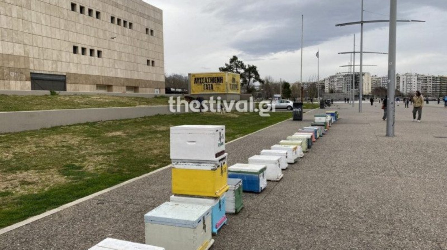 Θεσσαλονίκη: Συμβολική διαμαρτυρία μελισσοκόμων – Εστησαν κυψέλες στον ...