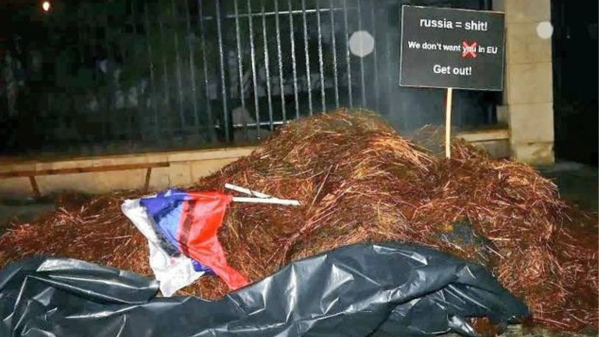 Πολωνία: Πέταξαν κοπριά έξω από την κατοικία του ρώσου πρεσβευτή ...