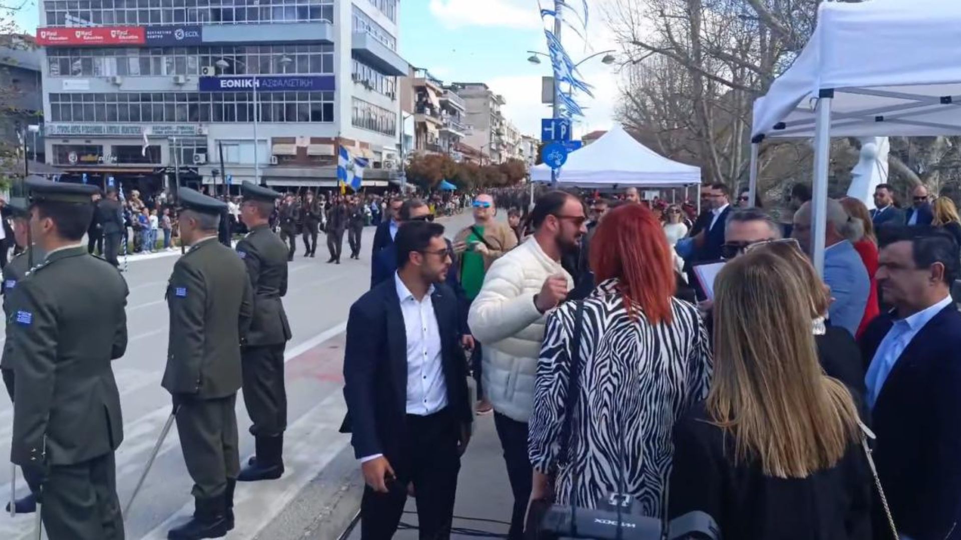 Τρίκαλα: Ένταση στην παρέλαση με οικογένειες θυμάτων των Τεμπών ...