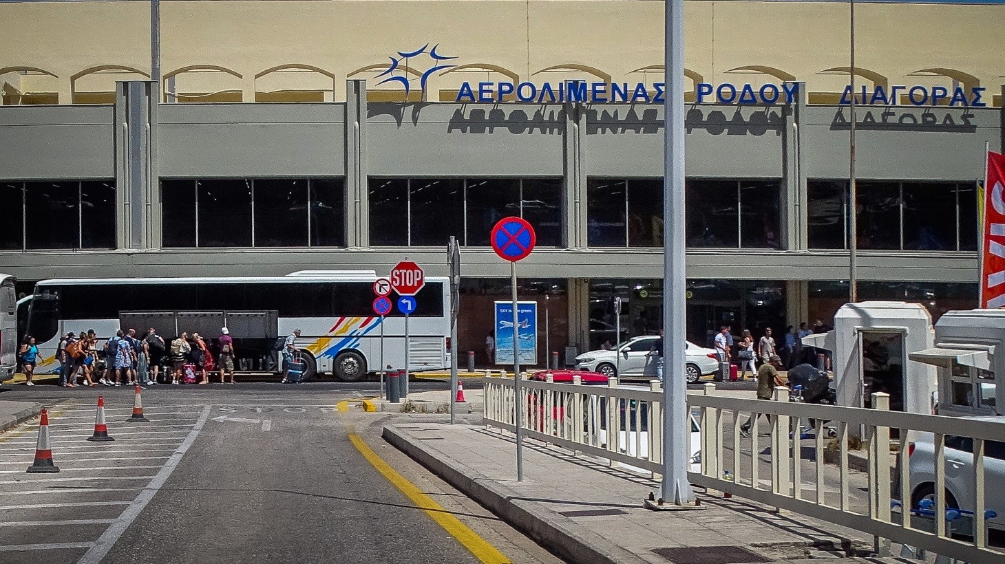 Ρόδος: Έκτακτη προσγείωση αεροσκάφους στο αεροδρόμιο «Διαγόρας ...