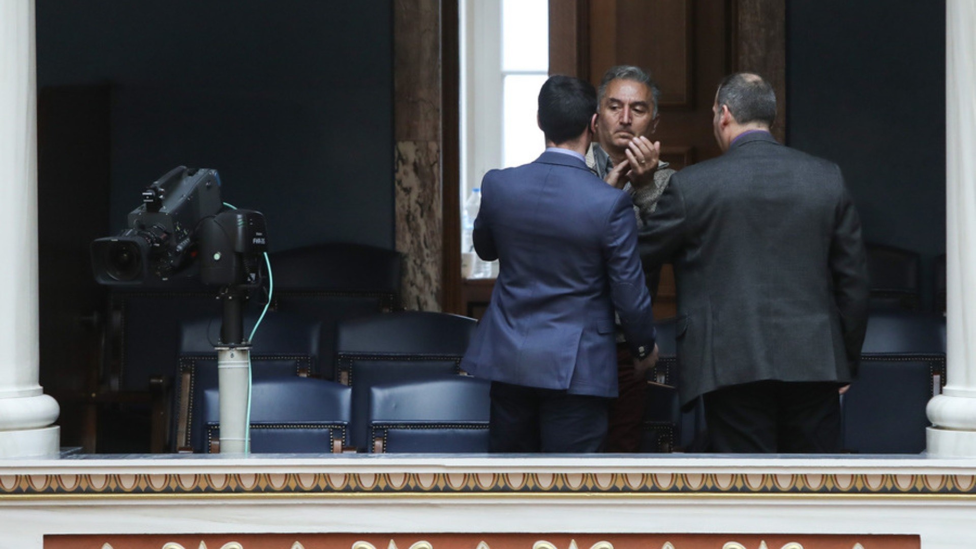 Ένταση στη Βουλή: Bullying σε συγγενή θύματος στα Τέμπη επειδή ...