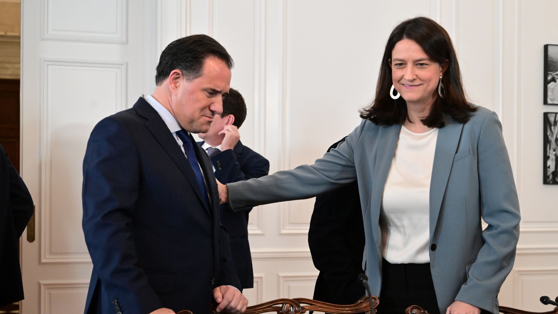 «Εmail-gate»: Επιμένουν να βγάζουν εκτός κάδρου την Κεραμέως – Τους ...