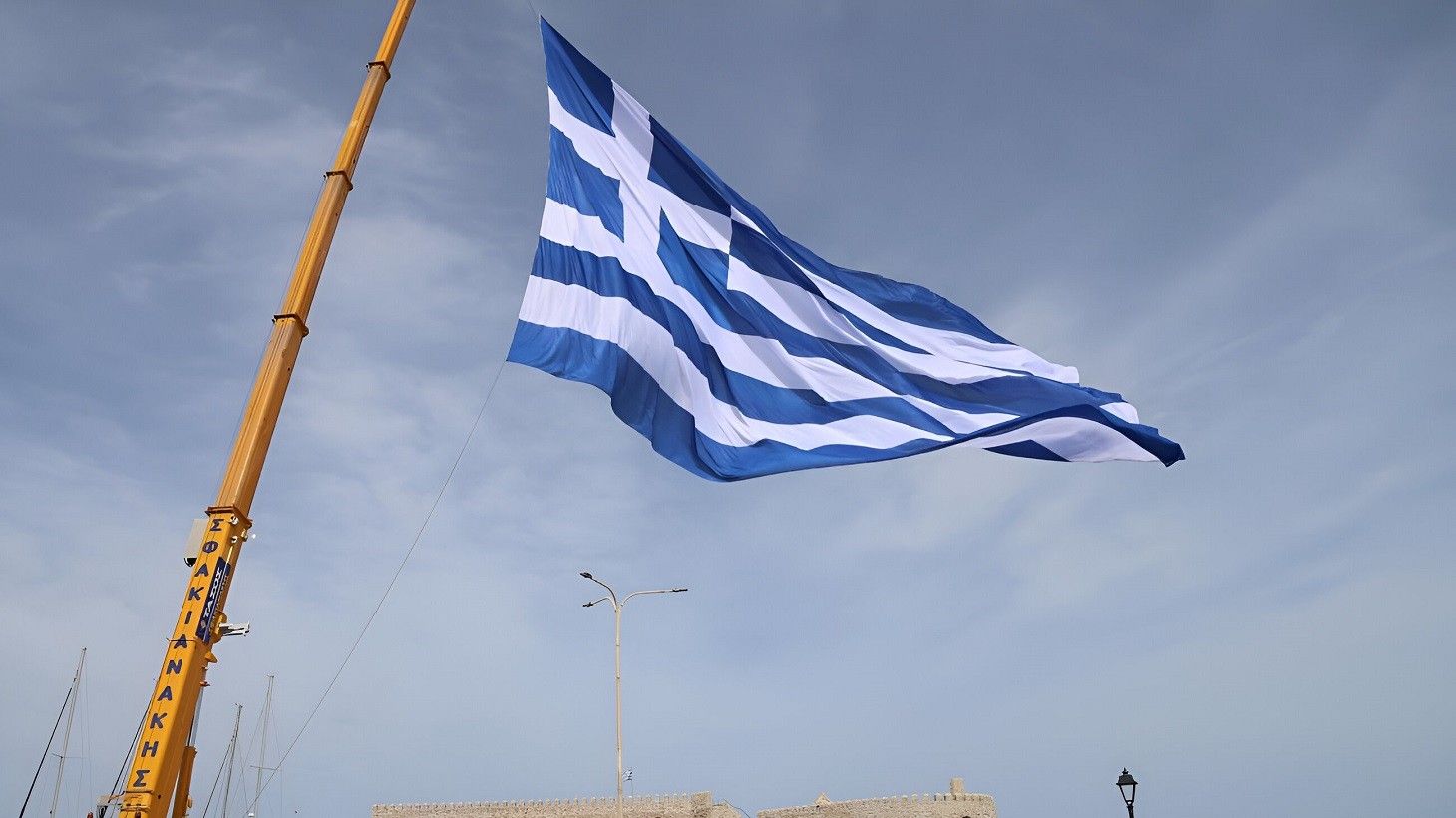 25η Μαρτίου: Σημαία 1,5 στρέμμα υψώθηκε στο λιμάνι του Ηρακλείου ...