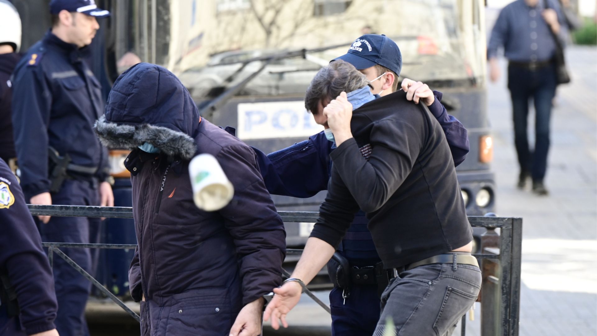 Κολωνός: Ένταση και επεισόδια κατά τη μεταγωγή των κατηγορουμένων ...