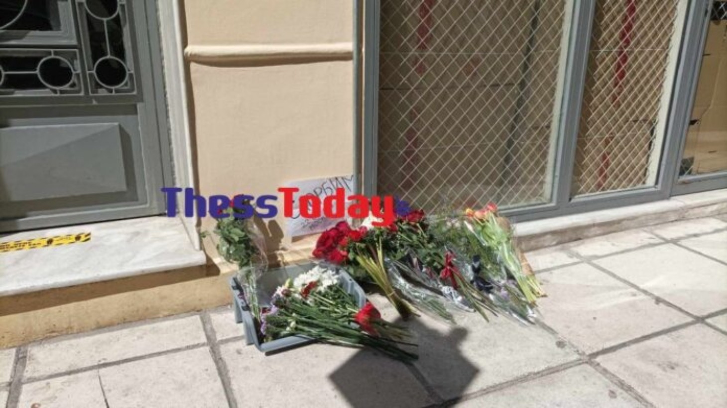 Θεσσαλονίκη: Λουλούδια έξω από το Ρωσικό Προξενείο για το μακελειό της ...