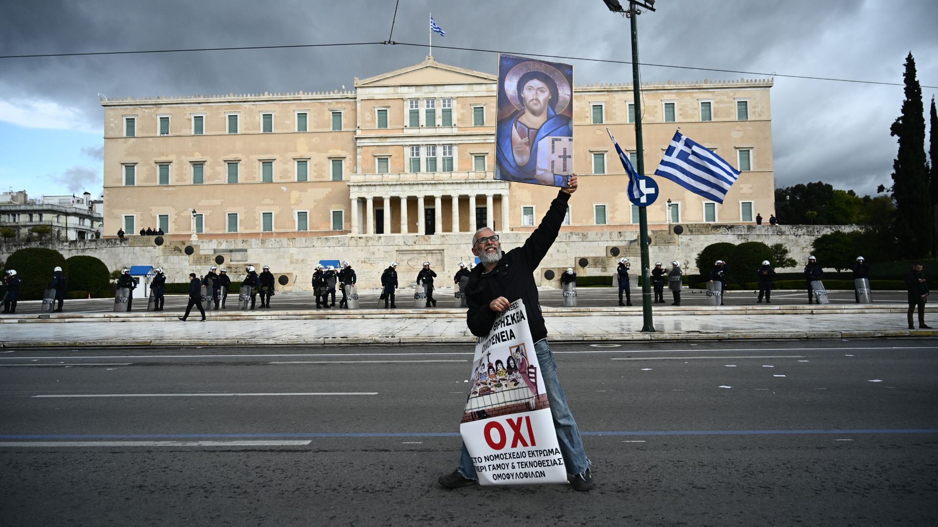 Κρούσματα ομοφοβίας και ρατσισμού: Πώς ο νόμος για το γάμο των ομόφυλων ...