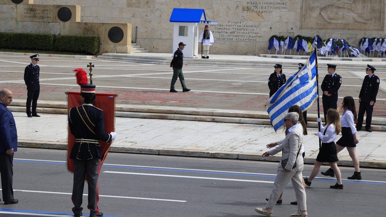 25η Μαρτίου: Σε εξέλιξη η παρέλαση μπροστά από τα ονόματα των θυμάτων ...