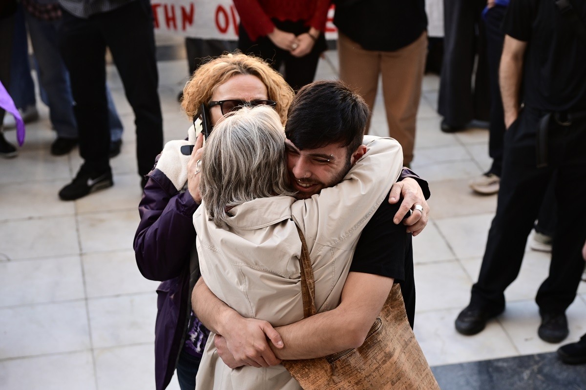 Κολωνός: Δάκρυα, αγκαλιές και φιλιά για την ενοχή Μίχου και την αθώωση ...