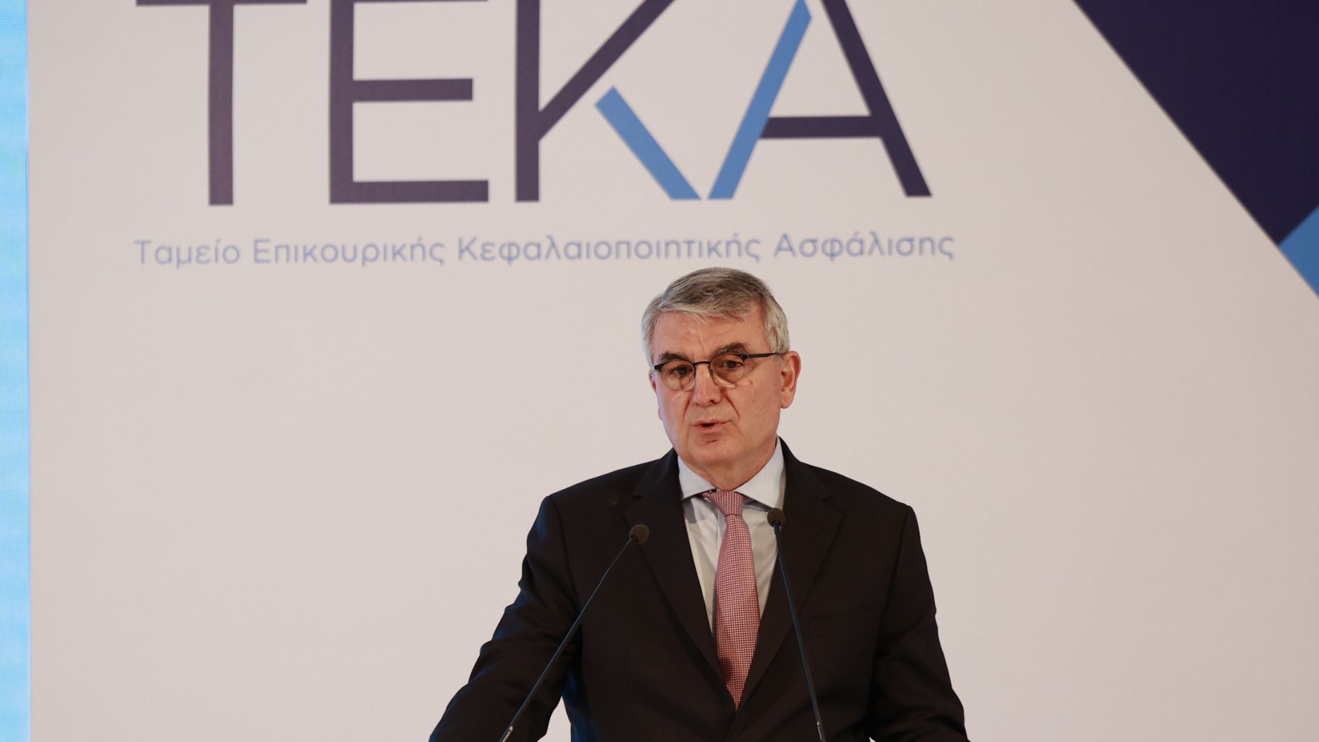 Ο Τσακλόγλου εξηγεί τι ισχύει για τους νέους ασφαλισμένους του ΕΦΚΑ που ...