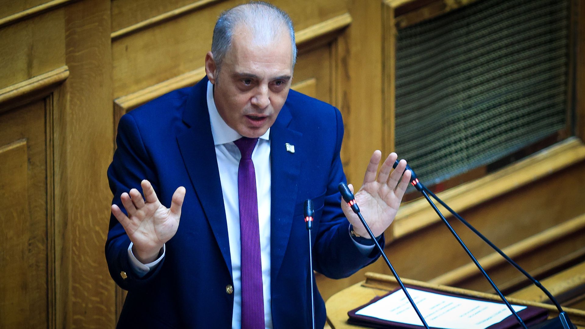 Στο όριο της γελοιότητας: Ο Βελόπουλος ζητάει από τη Βουλή να έρθει να ...