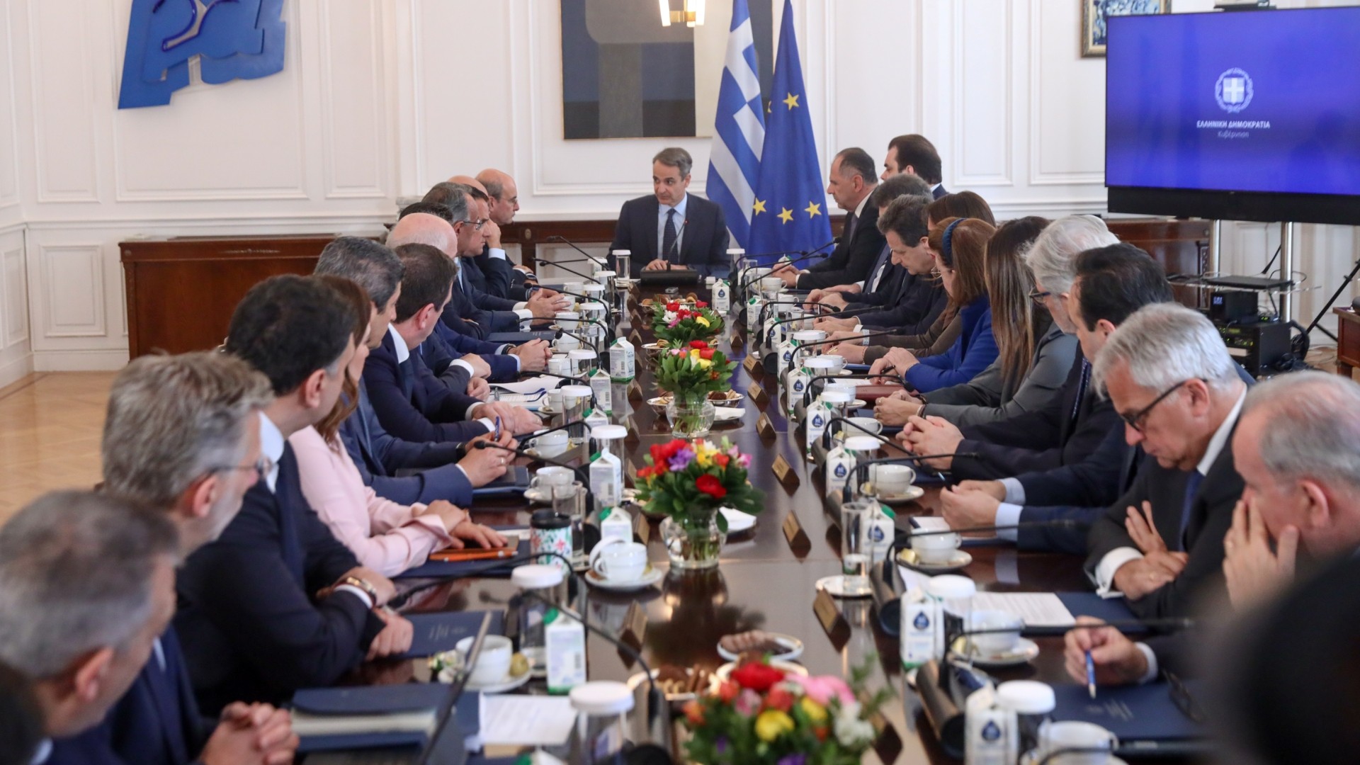 Στη δίνη του ανασχηματισμού το υπουργικό της Παρασκευής – Με κλειστά ...