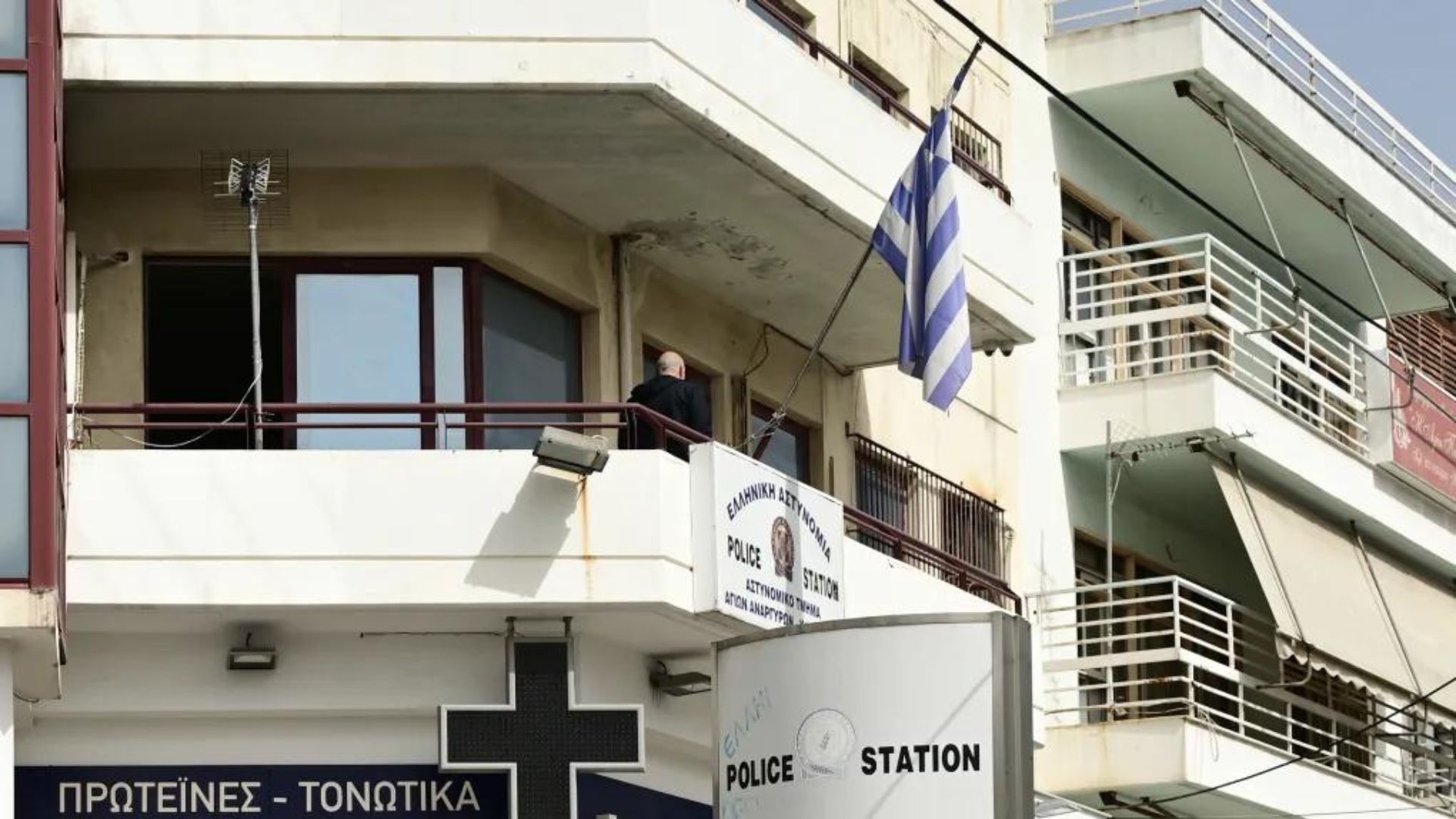 Άγιοι Ανάργυροι: «Το περιπολικό δεν είναι ταξί» – Οργή για την ...