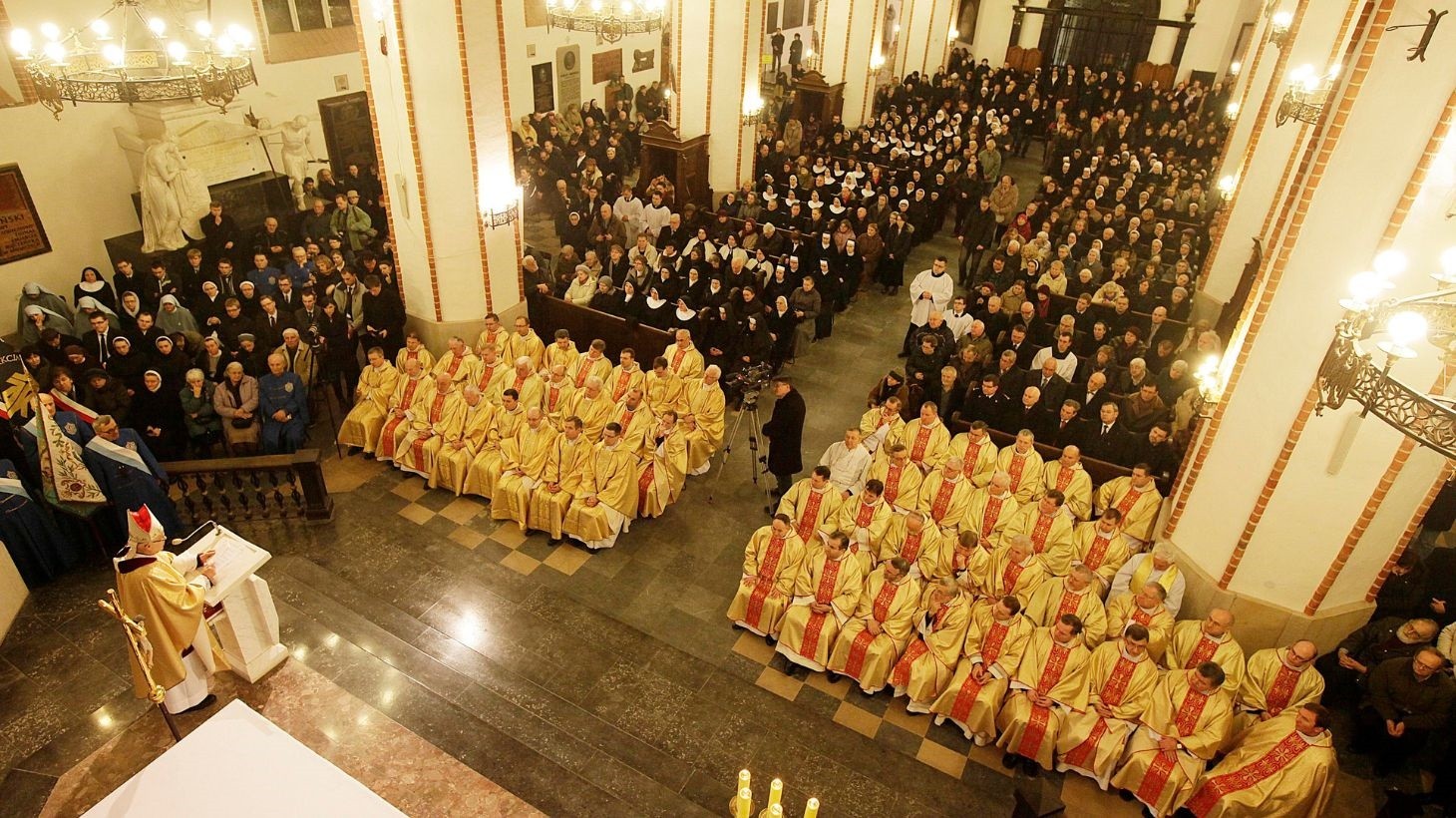 Πολωνία: Ιερέας καταδικάστηκε σε 18 μήνες φυλάκισης για σεξουαλικά ...