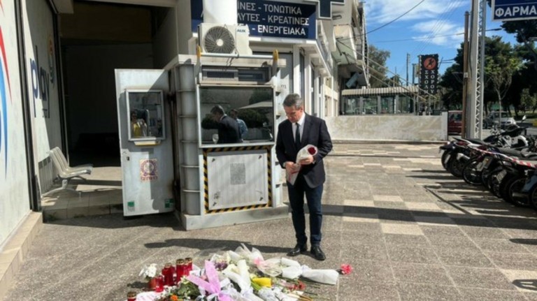 Λουλούδια άφησε ο Ανδρέας Λοβέρδος στο σημείο που δολοφονήθηκε η ...