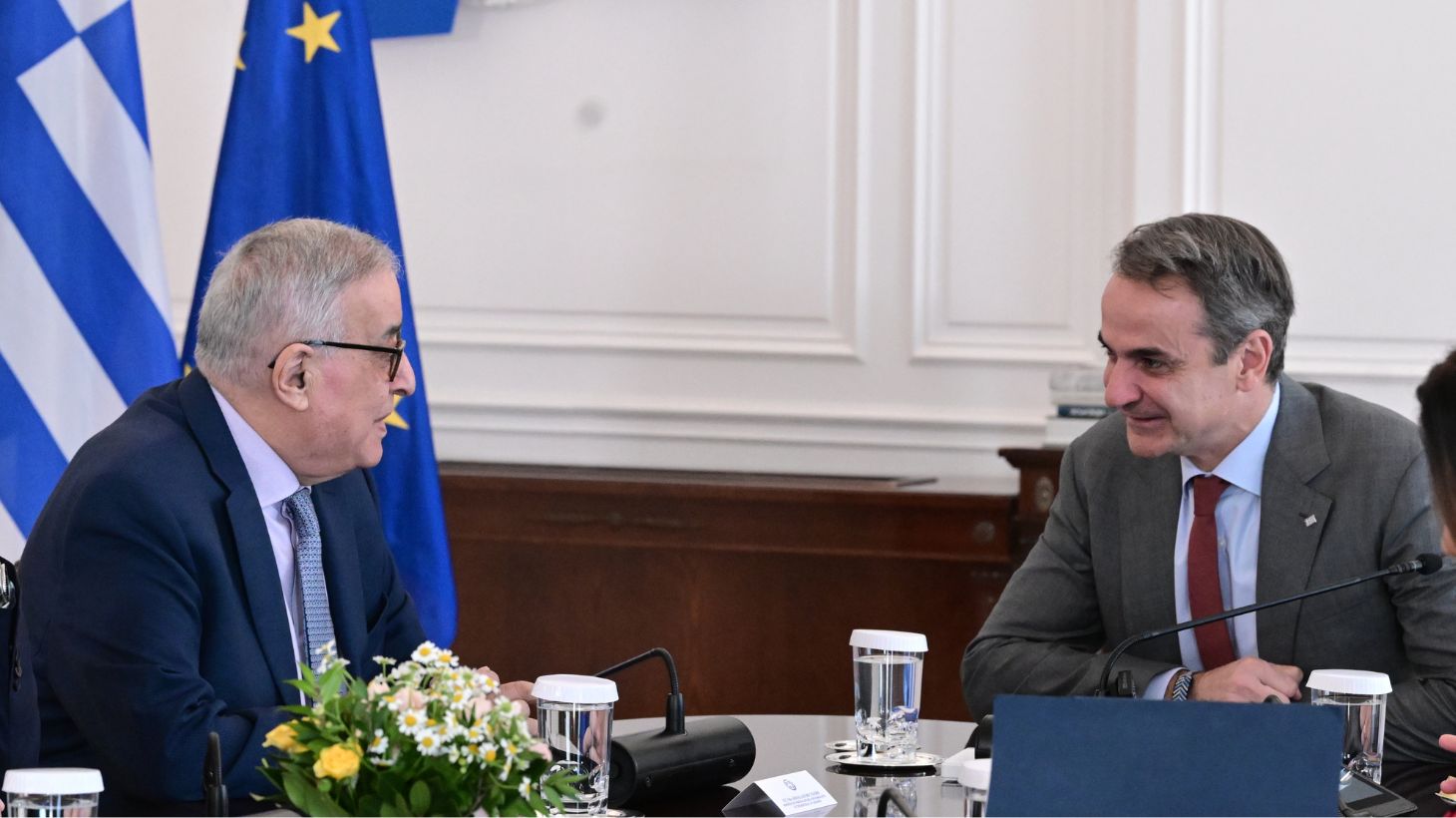 Μητσοτάκης με Τζεντιλόνι: Πρέπει να επικεντρωθούμε περισσότερο στις ...