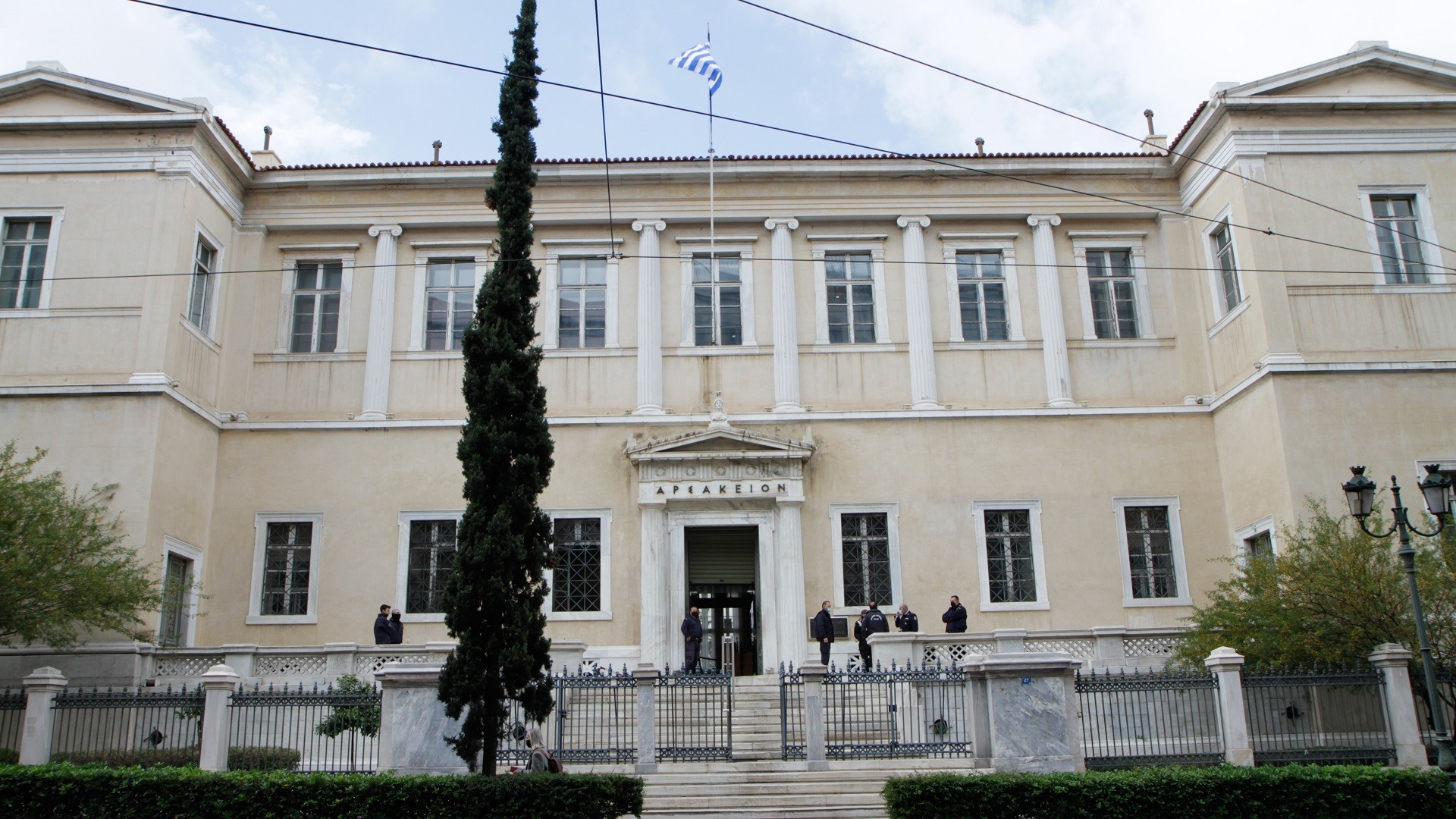 Προσφυγή δημοσίων υπαλλήλων στο ΣτΕ για επαναφορά 13ου και 14ου μισθού ...