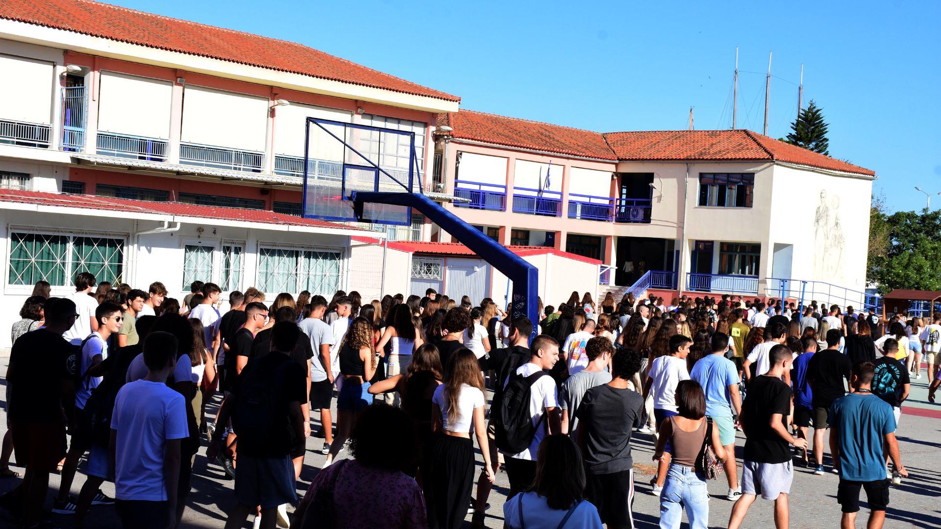 Σοκ στην Αλεξανδρούπολη: Καθηγητής συνελήφθη μετά από καταγγελία ...