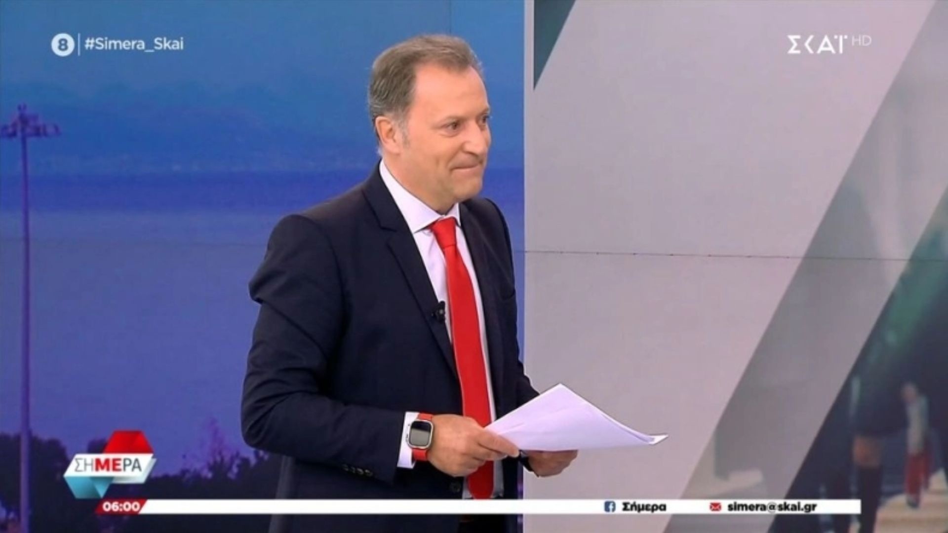 Με κόκκινη γραβάτα και… λουράκι ο Δημήτρης Οικονόμου στον ΣΚΑΪ: «Τα ...