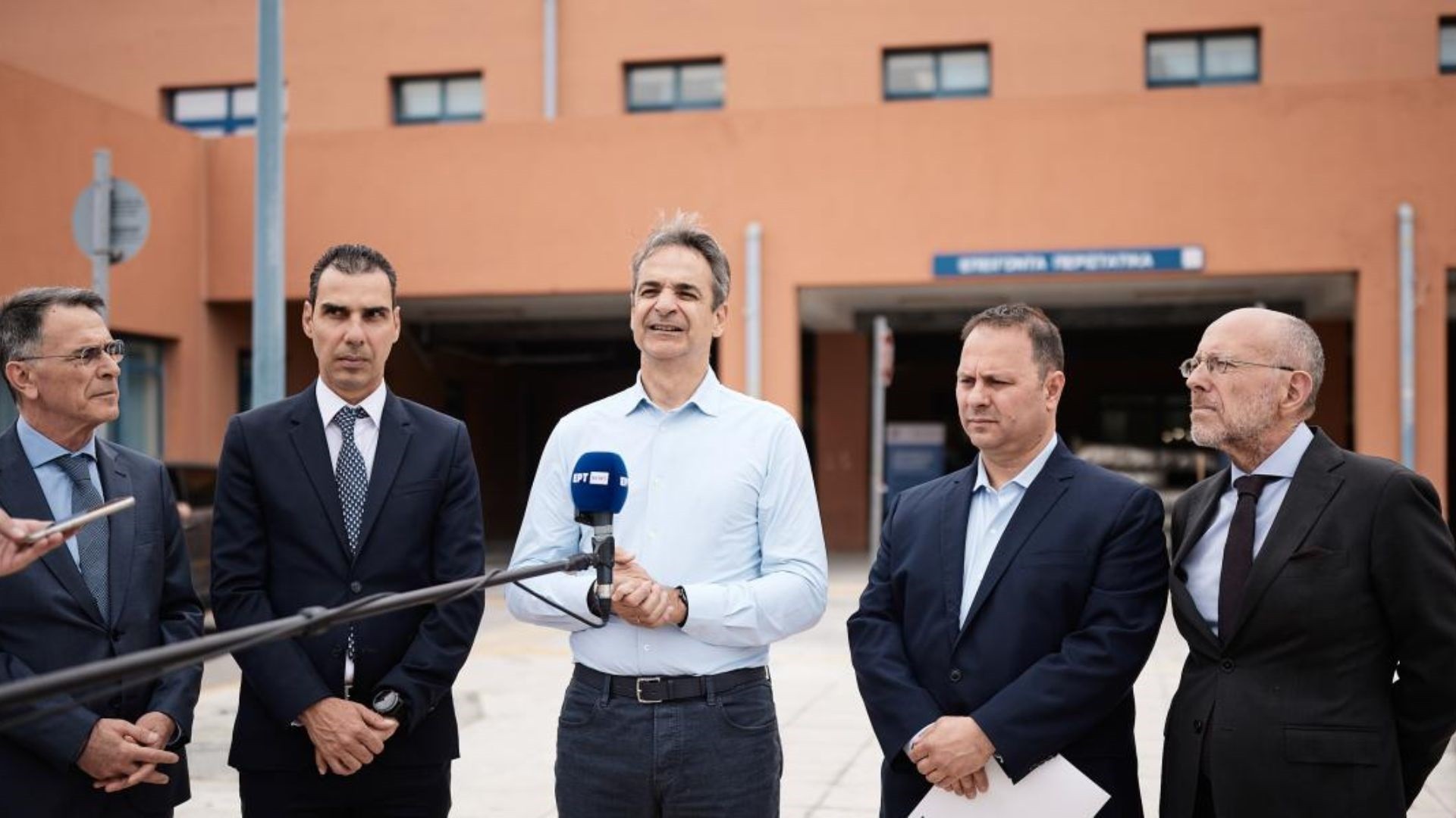 Εργαζόμενοι νοσοκομείου «Αττικόν» για Μητσοτάκη: Ήρθε για μια ακόμη ...