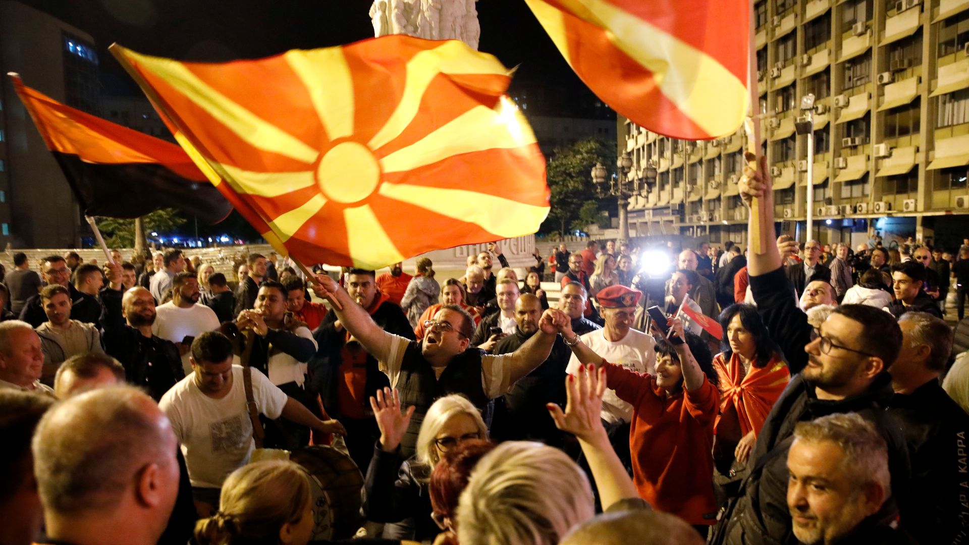 Βόρεια Μακεδονία: Tι σημαίνει η συντριπτική νίκη του VMRO-DPMNE στις ...