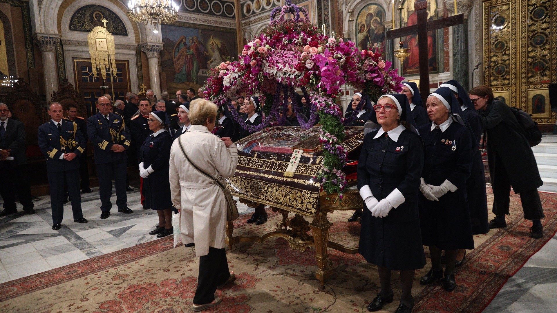 Σε κλίμα κατάνυξης η περιφορά του Επιτάφιου από την Μητρόπολη Αθηνών ...