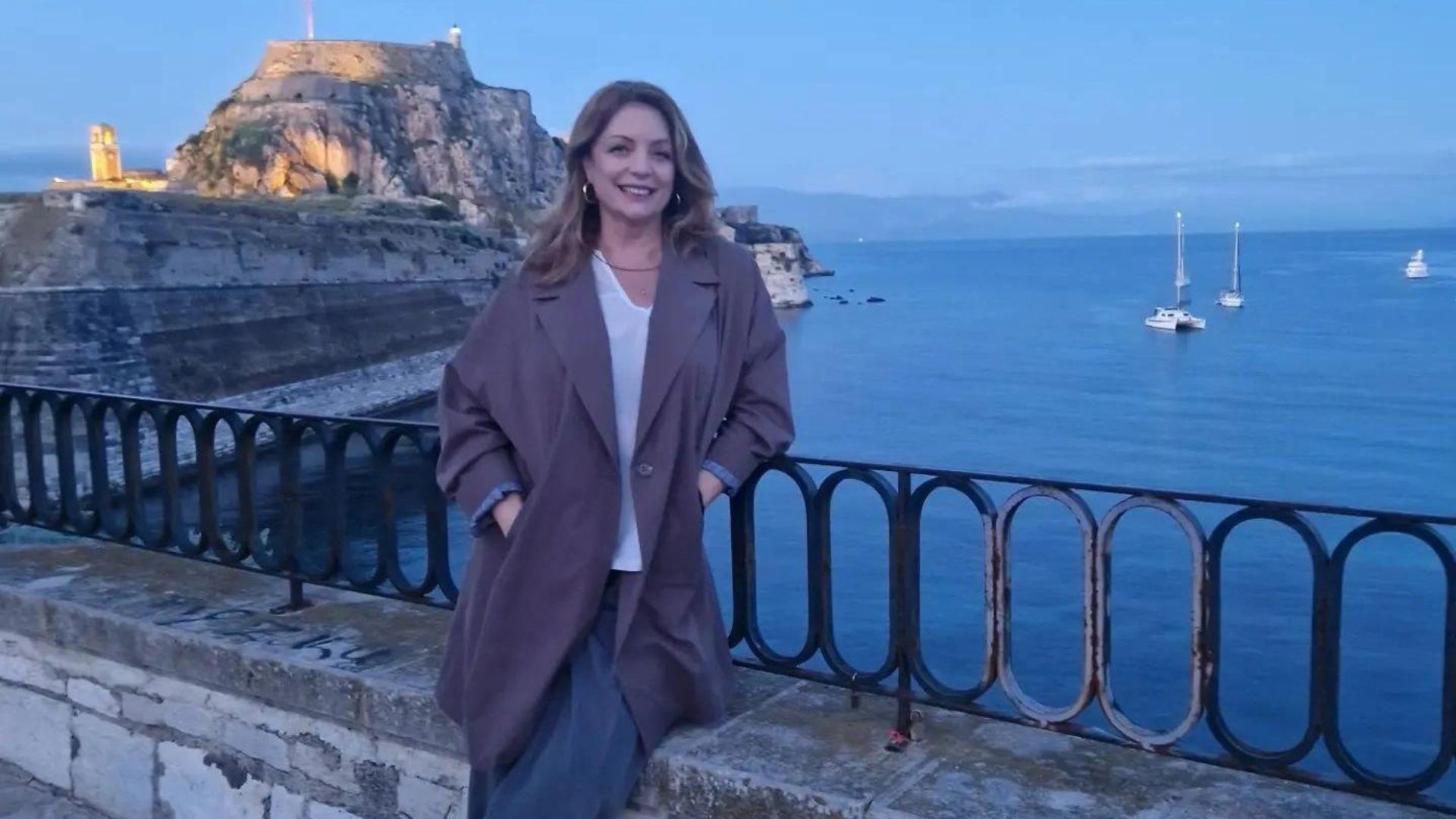 Άντζελα Γκερέκου: Στην Κέρκυρα για το Πάσχα – Το βάψιμο των αβγών και ...