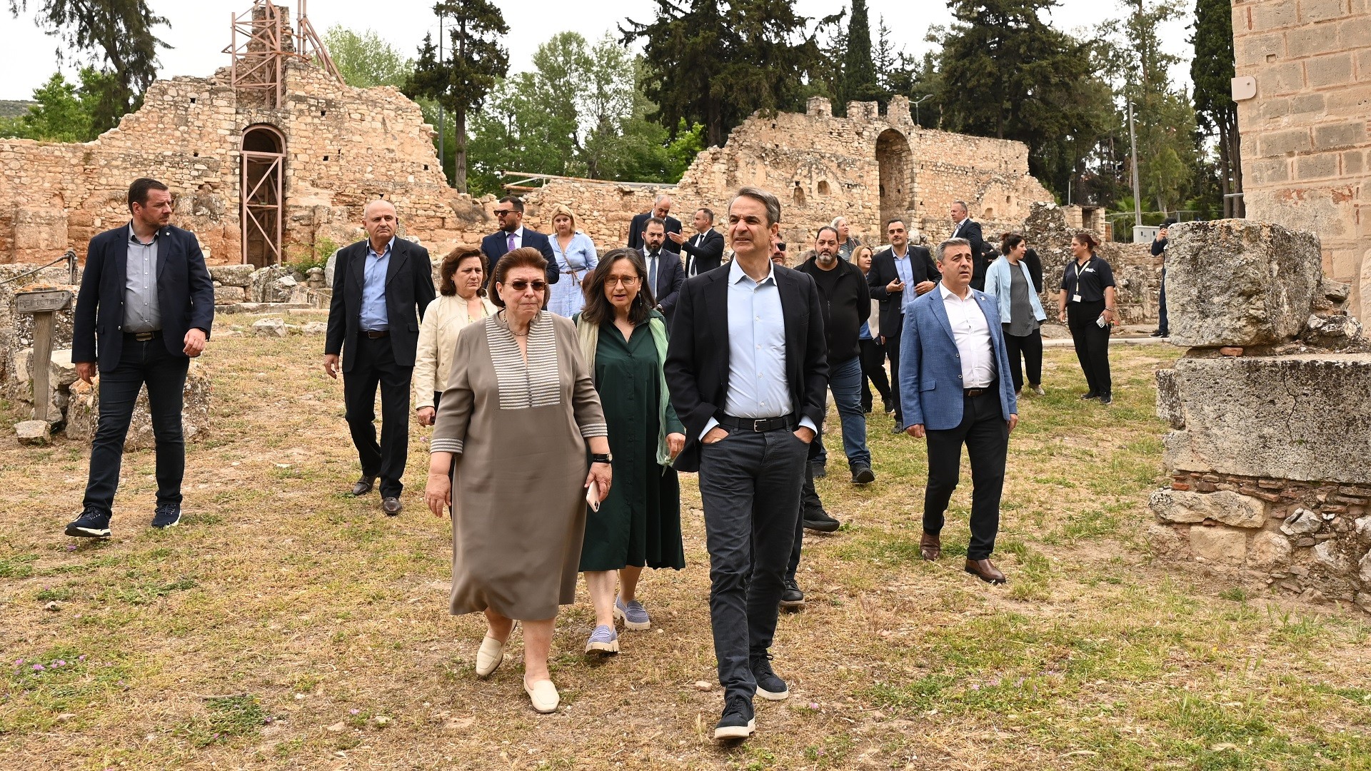Κυριάκος Μητσοτάκης: Επισκέφθηκε τη Μονή Δαφνίου και τον Διομήδειο ...